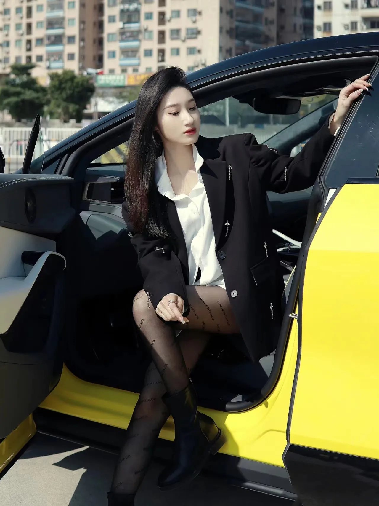 Lotus Eletre R+ - 918 Horsepower Electric SUV with 15 Speakers