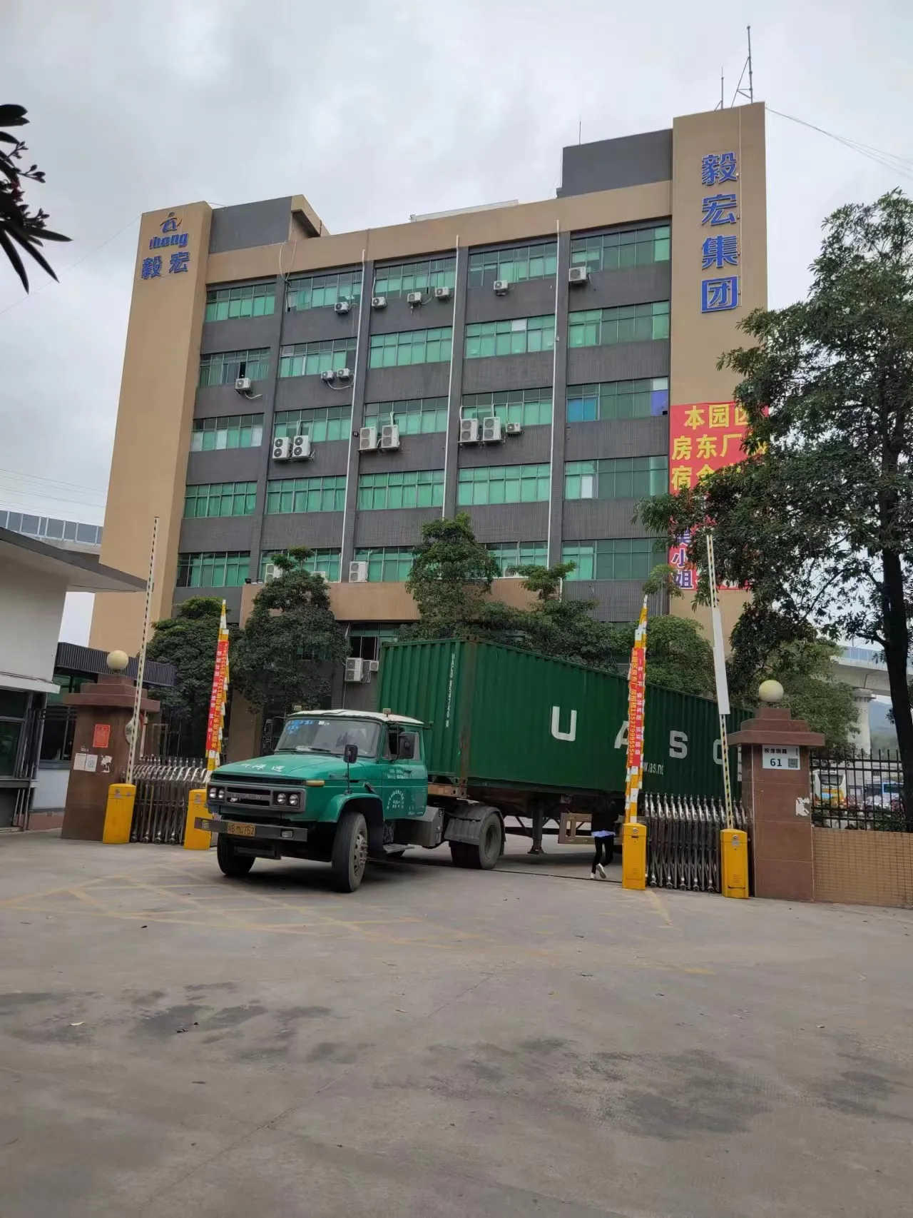 HXB13 Expanded Beam Fiber Connector - 2/4 Channel Compatibility