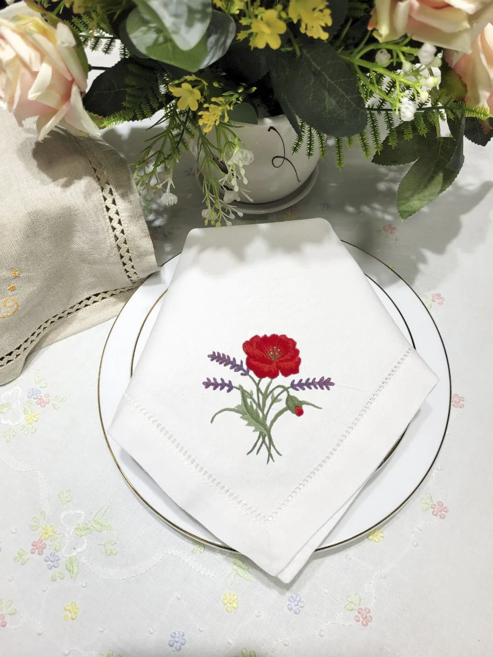 Custom Wholesale Hemstitch Table Napkin Beautiful Flower Design 100% ...