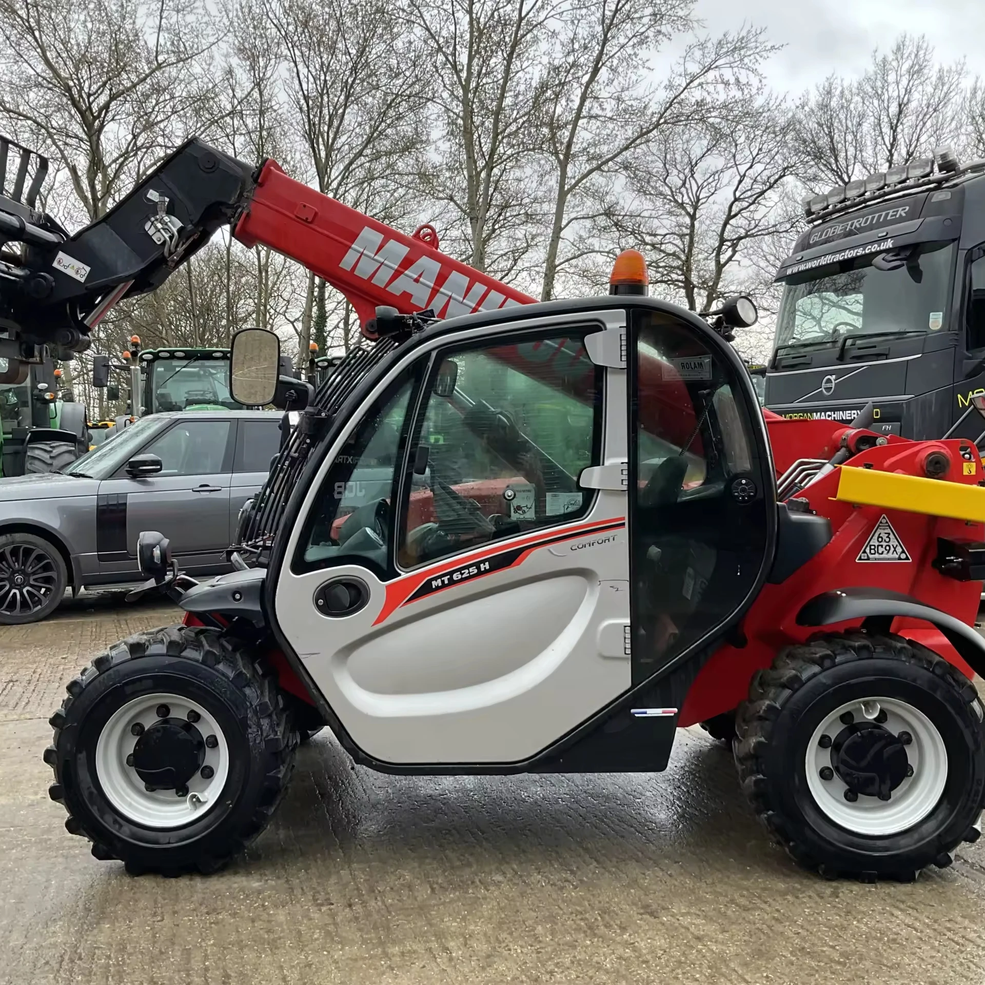 Manitou Mt625 H Comfort Loadall Telehandlers Has A One-piece Fully ...
