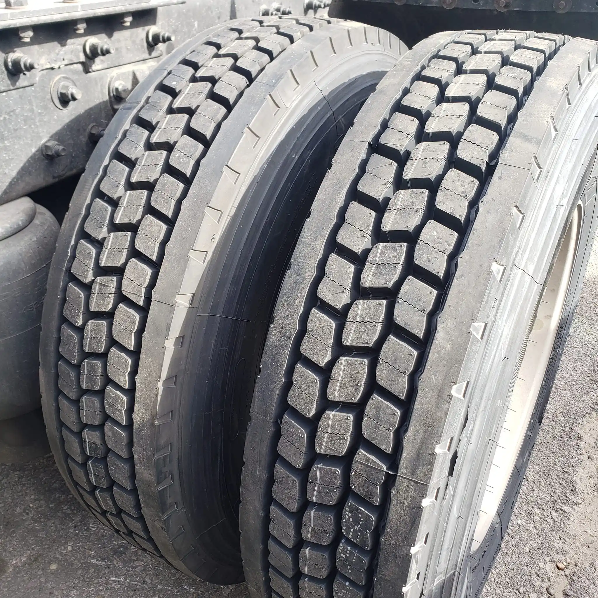 Shop Top-Quality Tubeless Truck Tires for Commercial Use