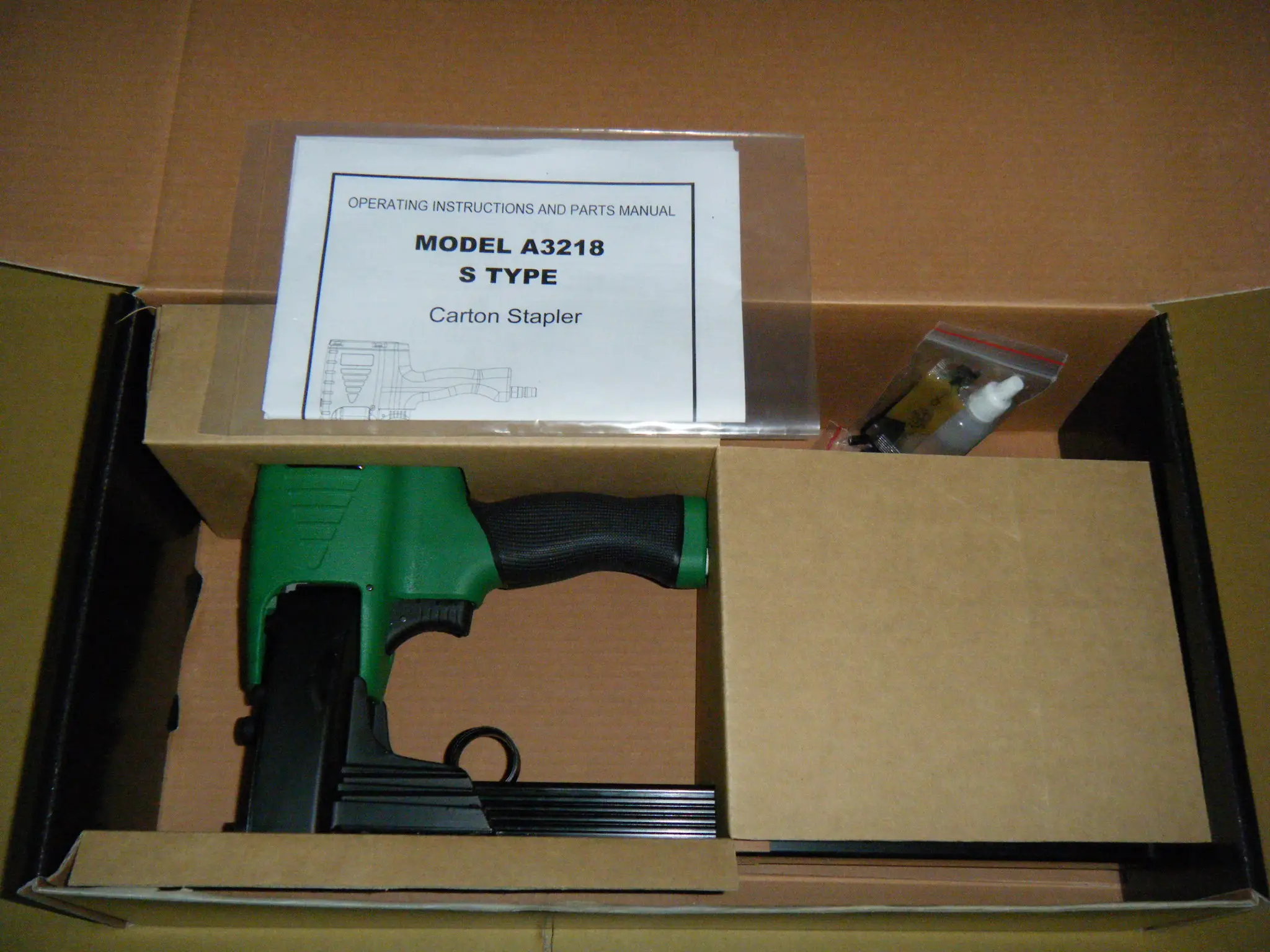 Aplus A3218,Pneumatic Carton Air Stapler,32.1mm Crown,0.9x1.9mm Shanks ...