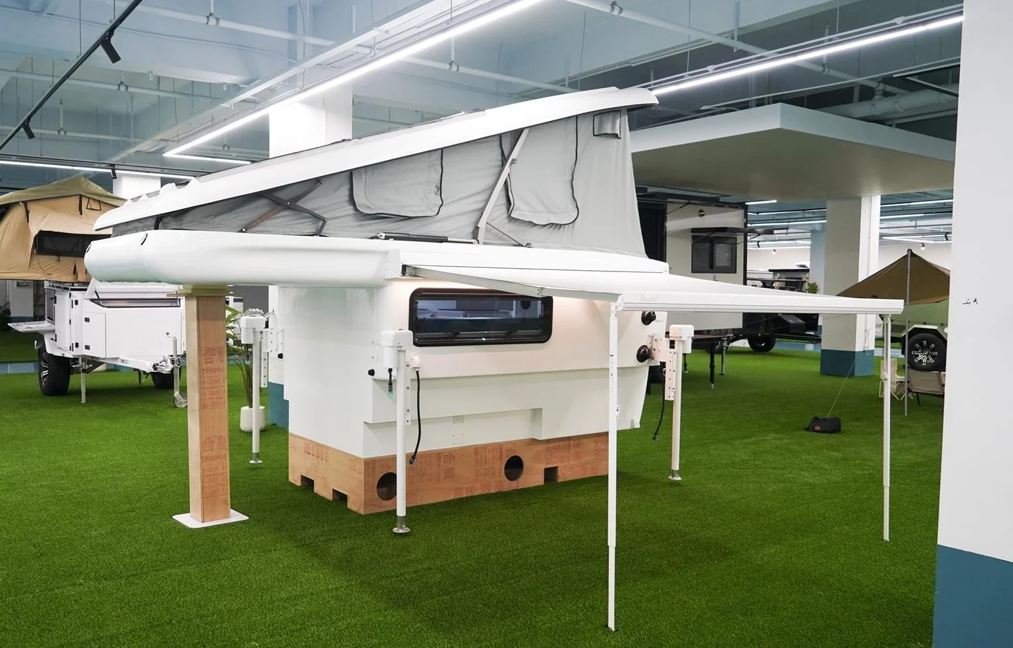 Fiberglass Pickup Camper for Ram Trucks - Pop Top & Slide In