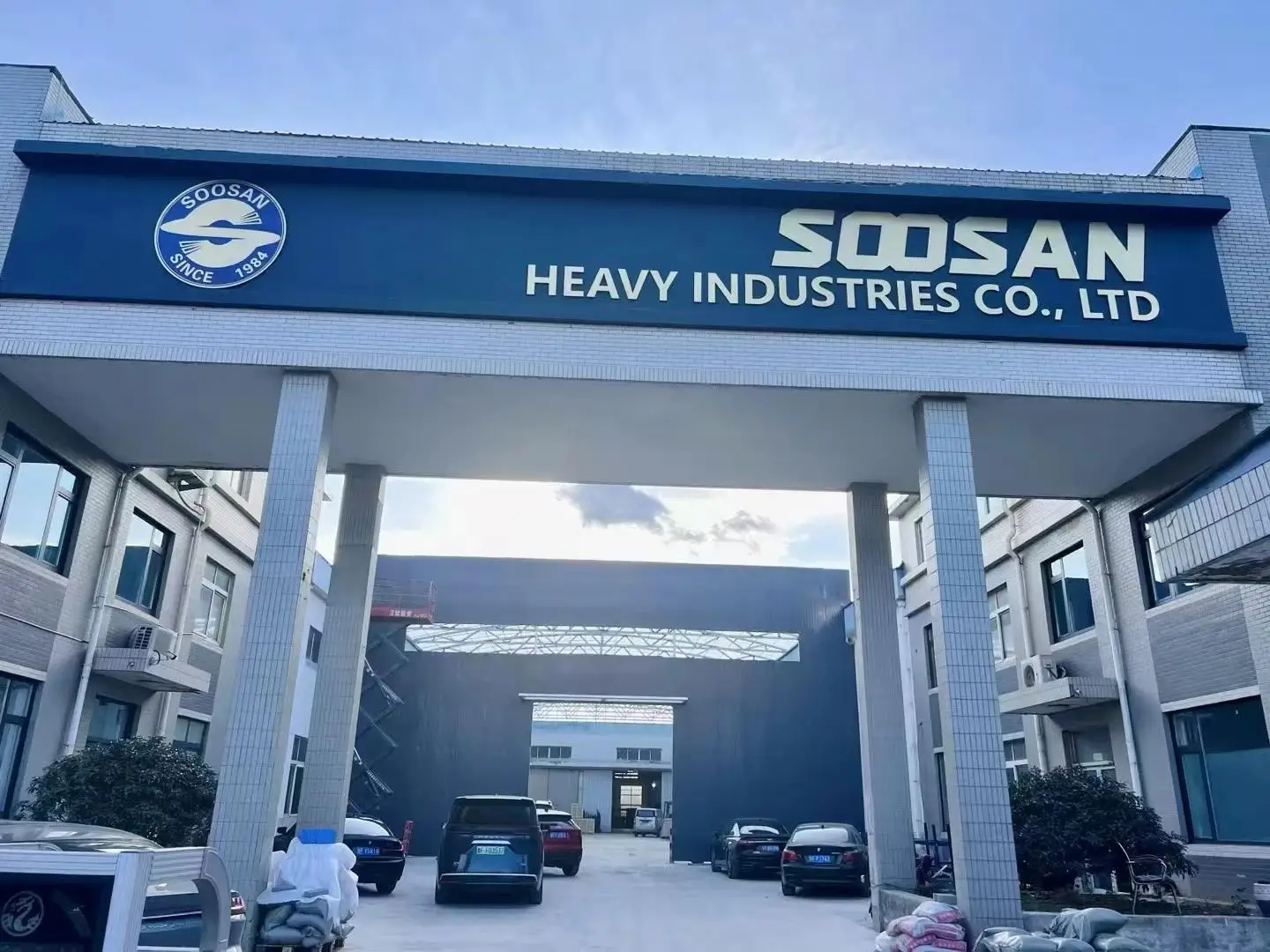 SOOSAN SQ20 Hydraulic Breakers Box Type Excavator Large Scale ...