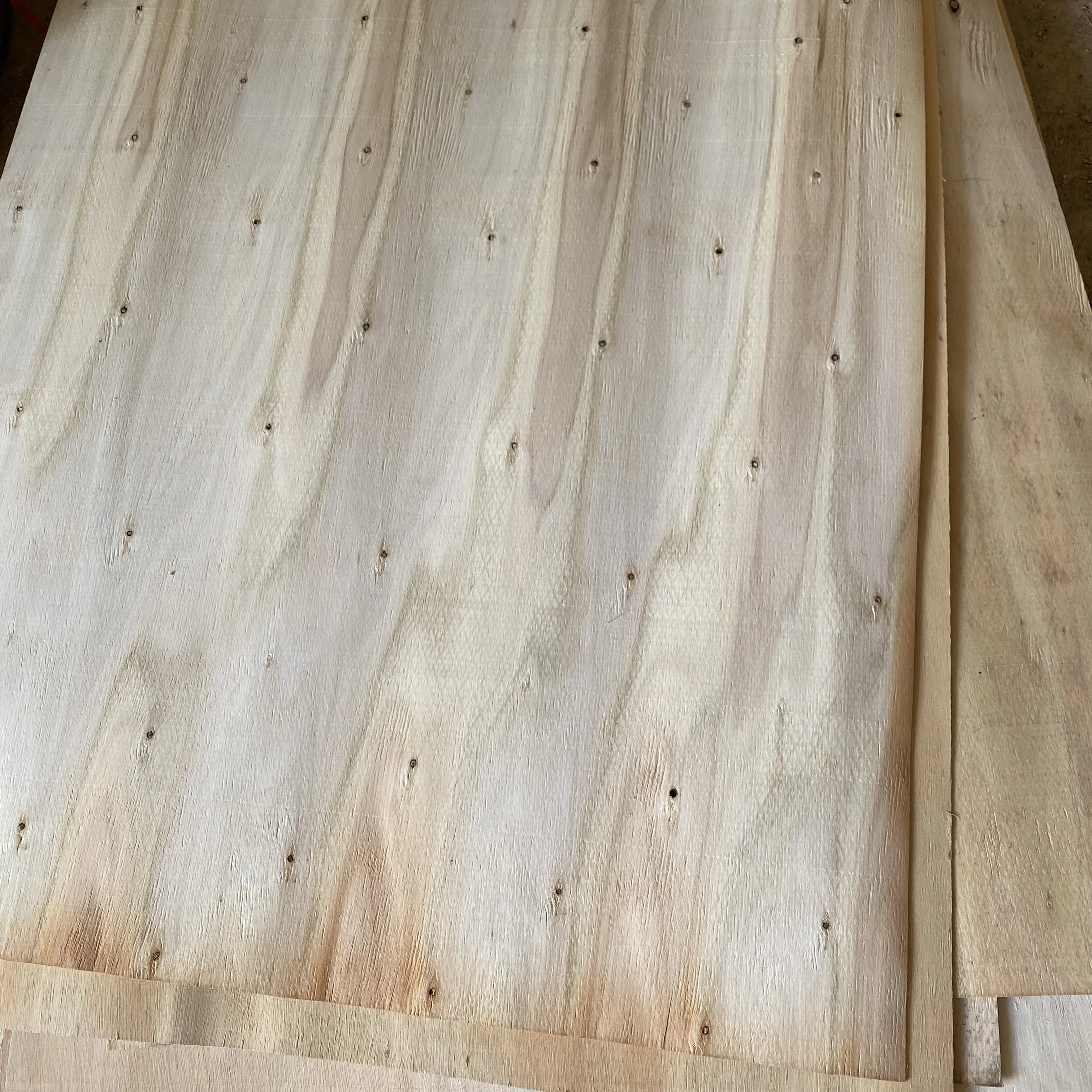 Industrial Design Eucalyptus Wood Core Veneer 1.7mm Thick For Outdoor Plywood Acacia Core Veneer ...