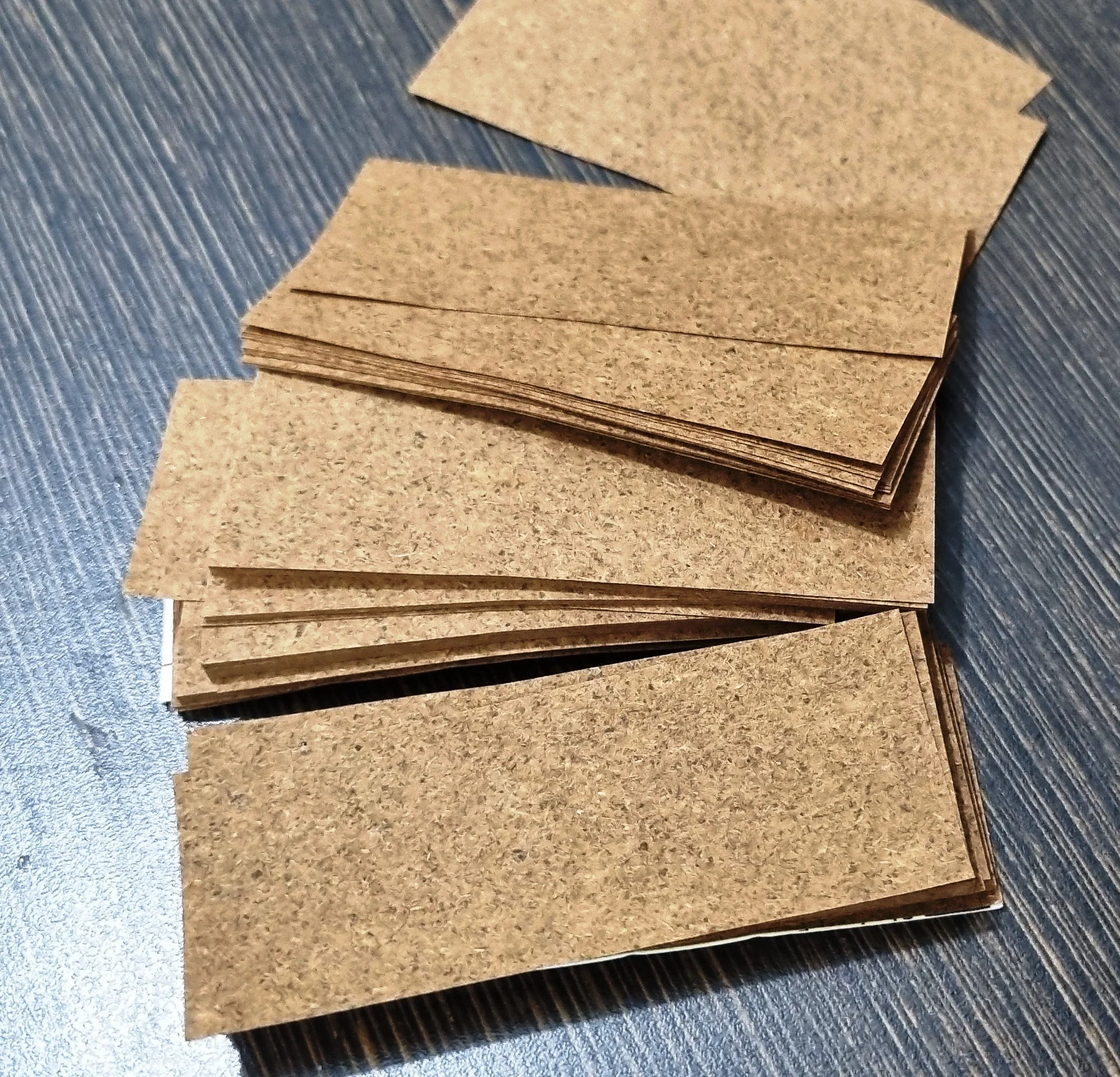 Natural Herbal Brown & Green Loose Rolling Leaf Perfectly Cut Leaves ...