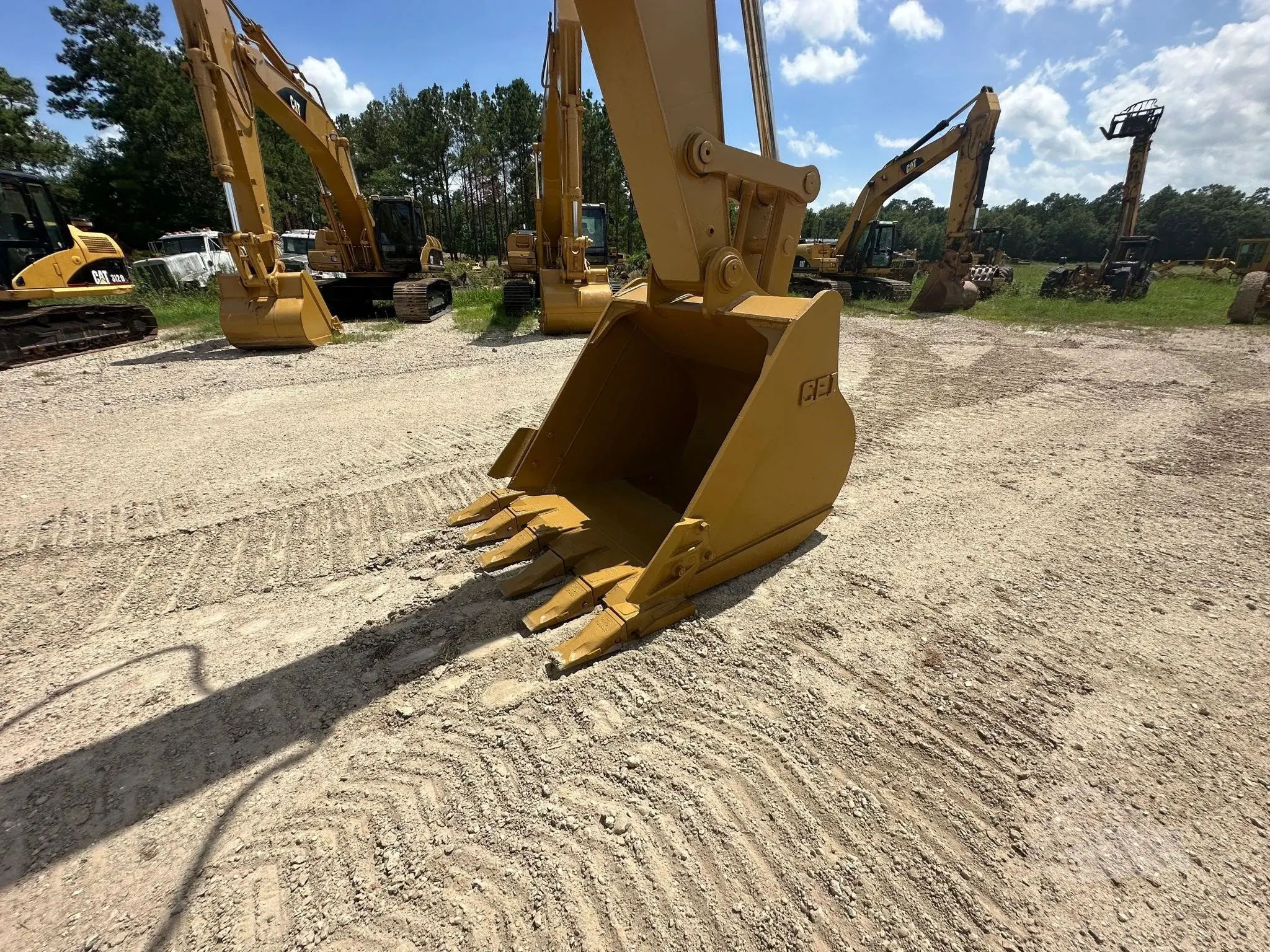 Caterpillar 325D Excavators - High Efficiency & Reliability