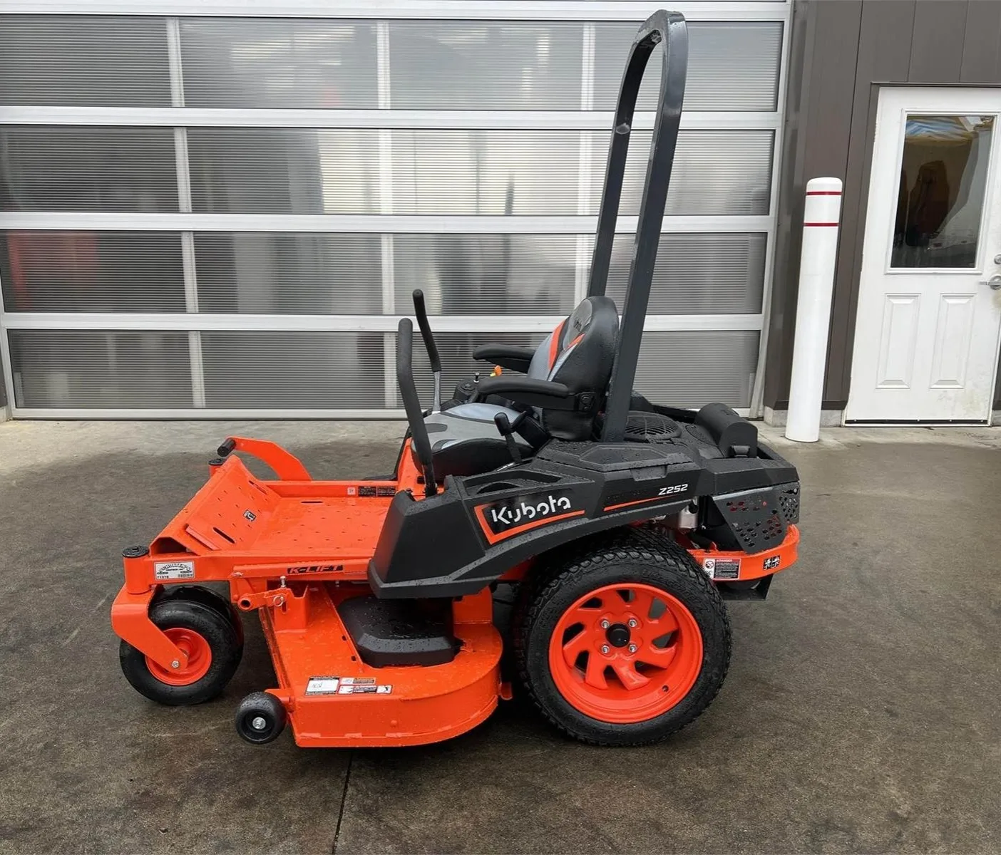 2025 Kubota Z252 Zero Turn Riding Lawn Mower - 25 HP Kawasaki Engine ...