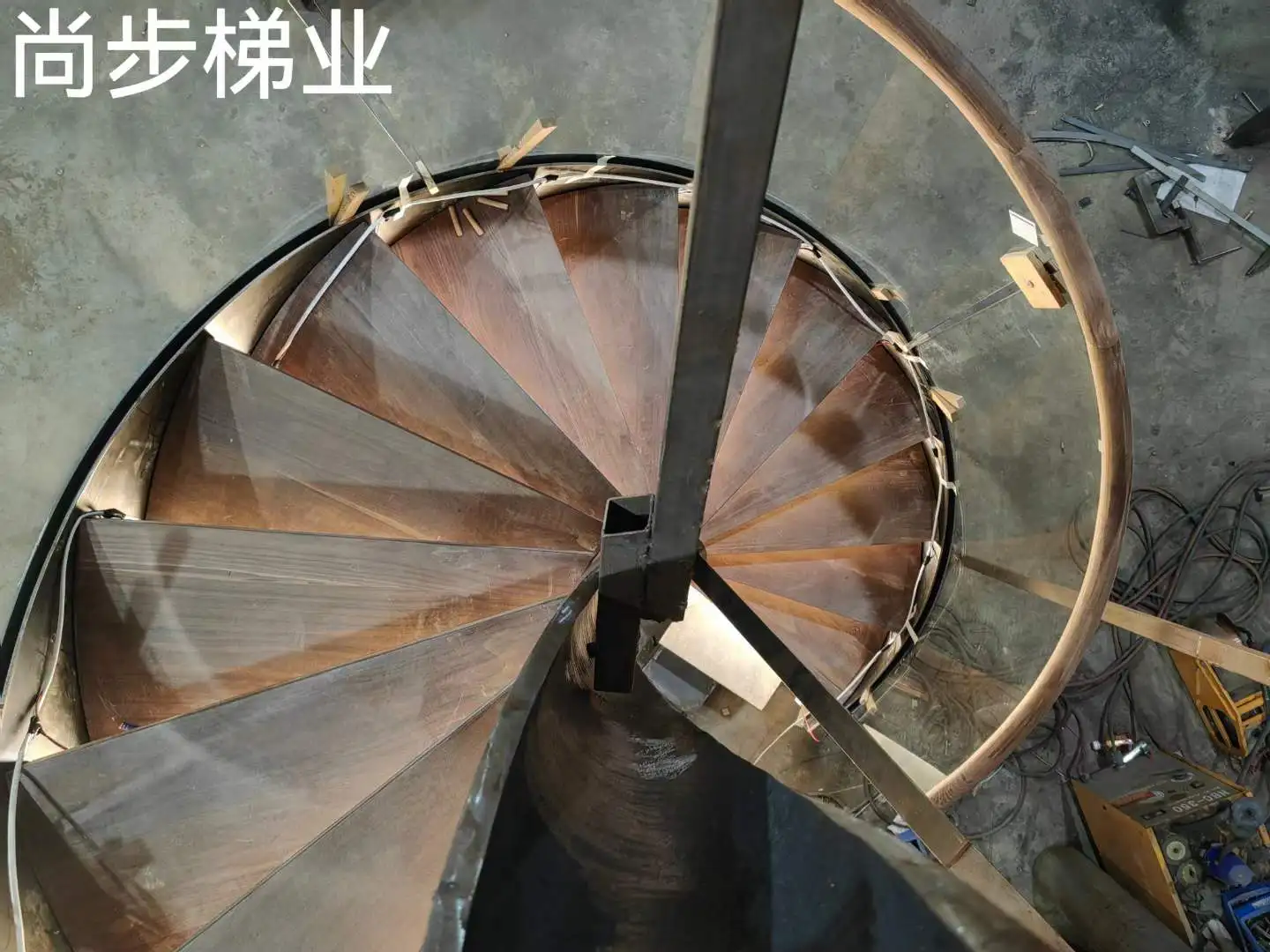Spiral Staircase Steel Stringers with Curved Glass Rail