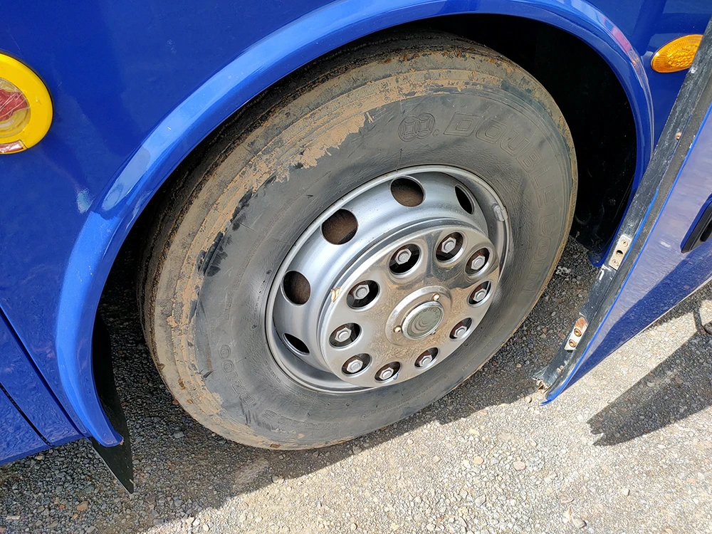 Luxury Yutong Coach Bus Rear Engine With Middle Door Comforting ...