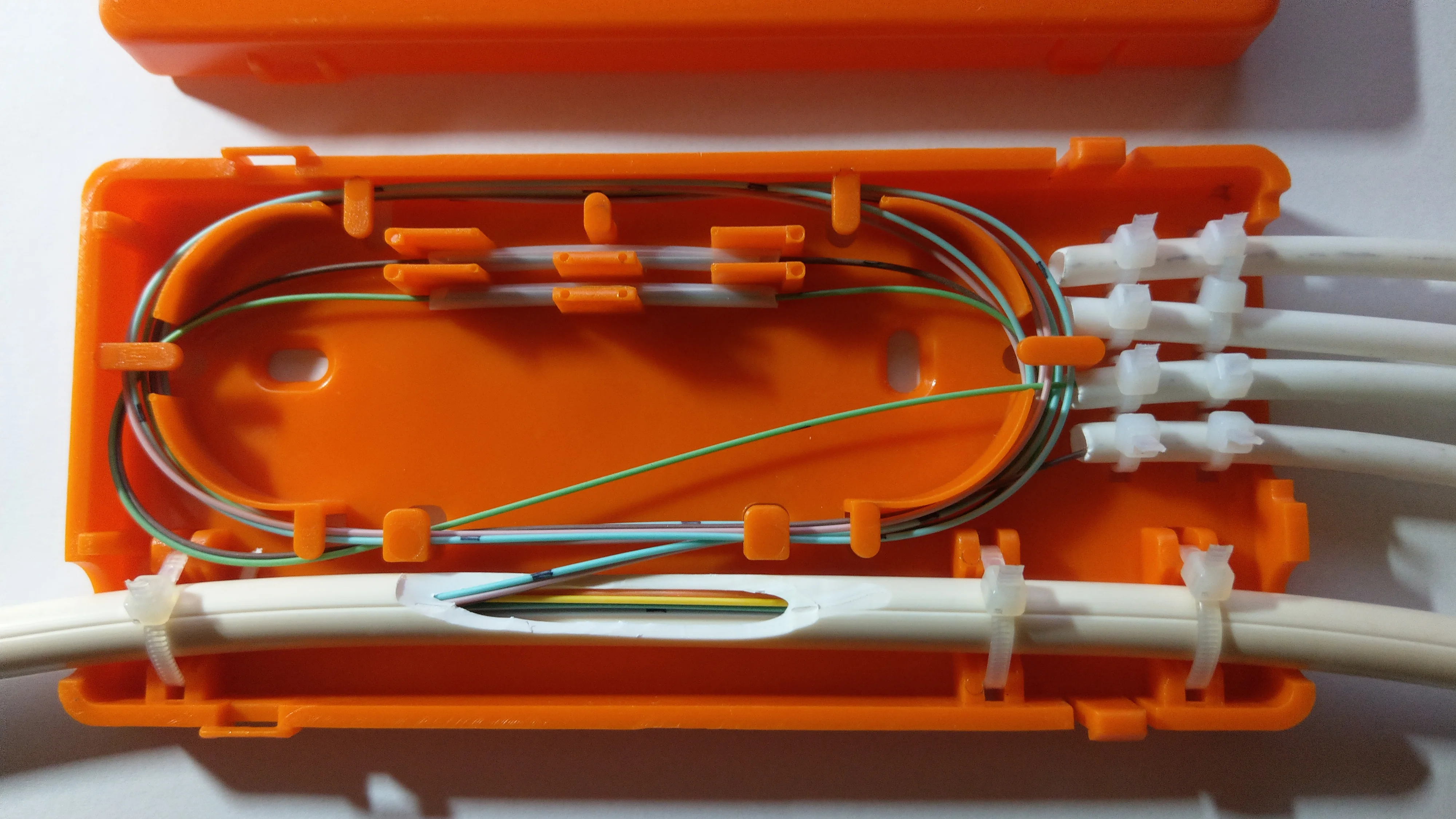 FOS-34 Enclosure for Fiber Optic FTTH FTTX Vertical Riser Drop Cable ...