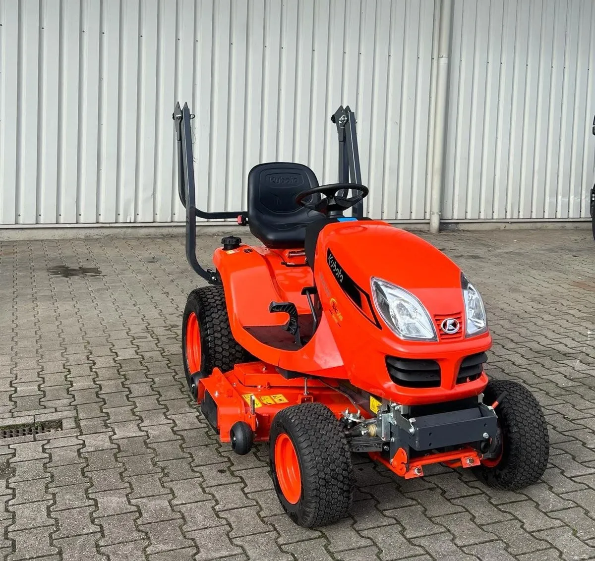 2023 Kubota GR2120 S Lawn Tractor & 4-Stroke Power Diesel Lawn Mower OEM