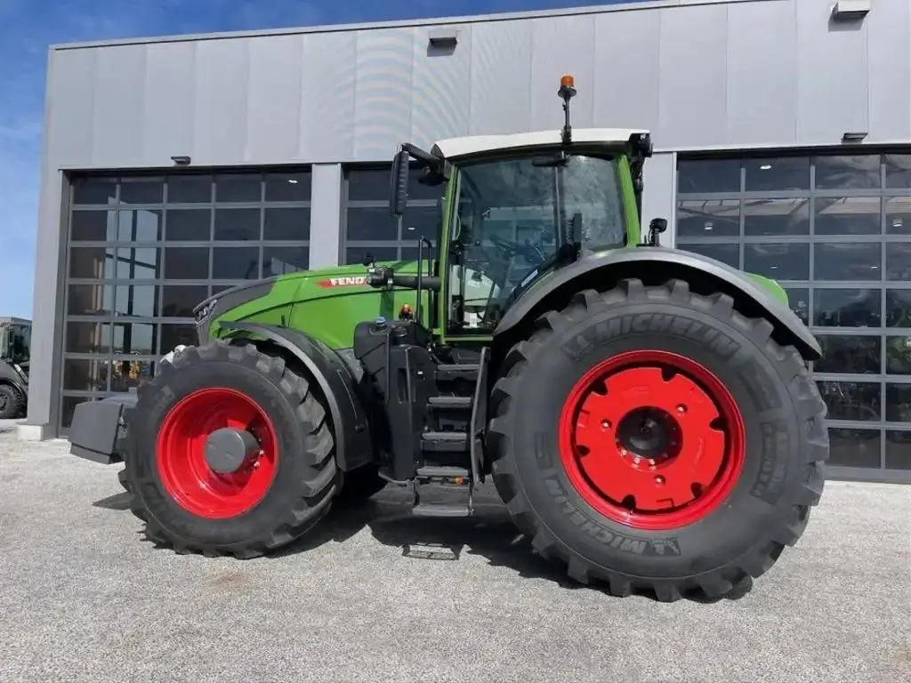 Fendt 500HP Tractor - High Productivity Farm Work Machinery