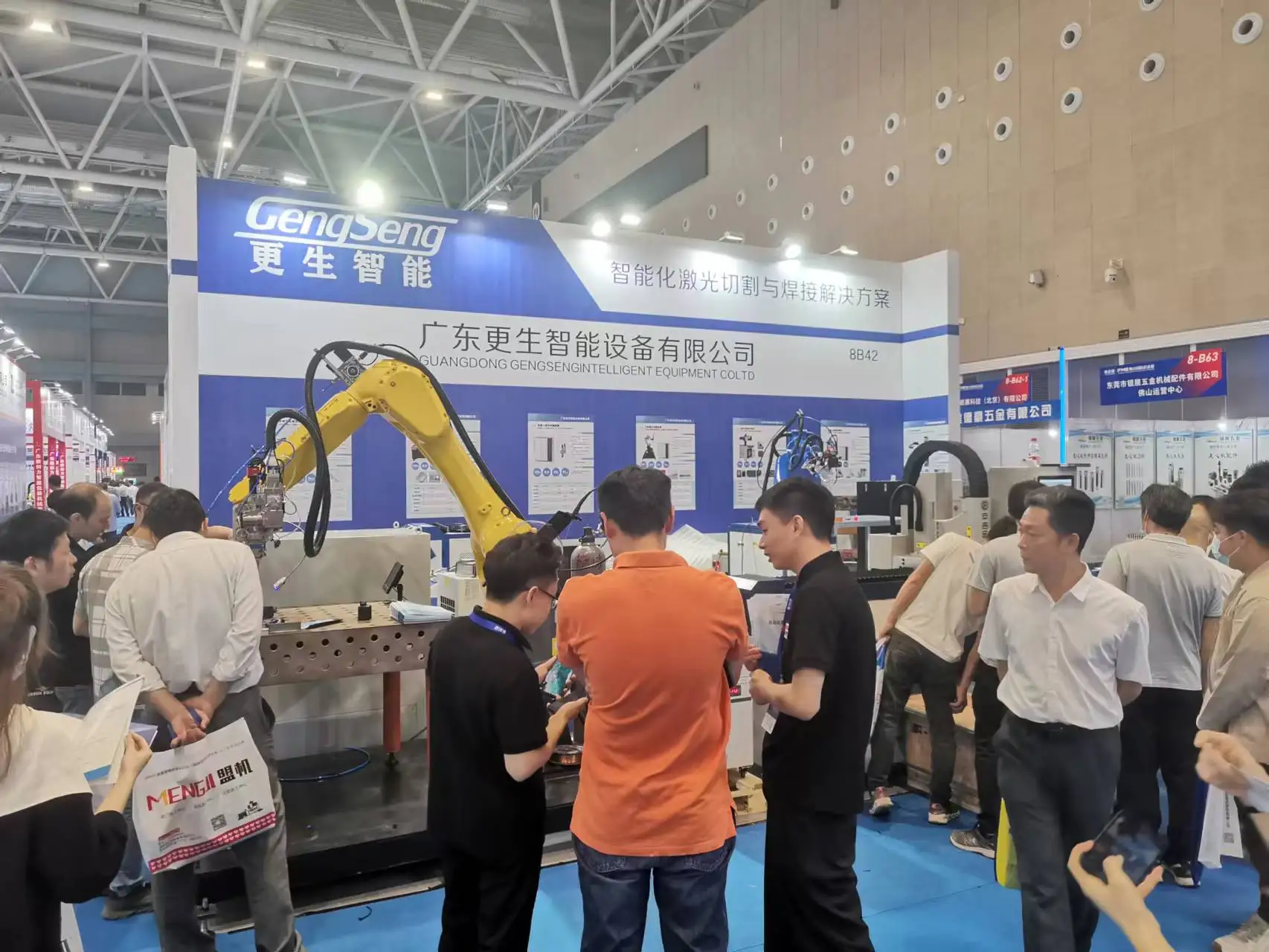 Raytools Fiber Cutting Head Economical Bt240s 3.3kw 3300w Manual Focus ...