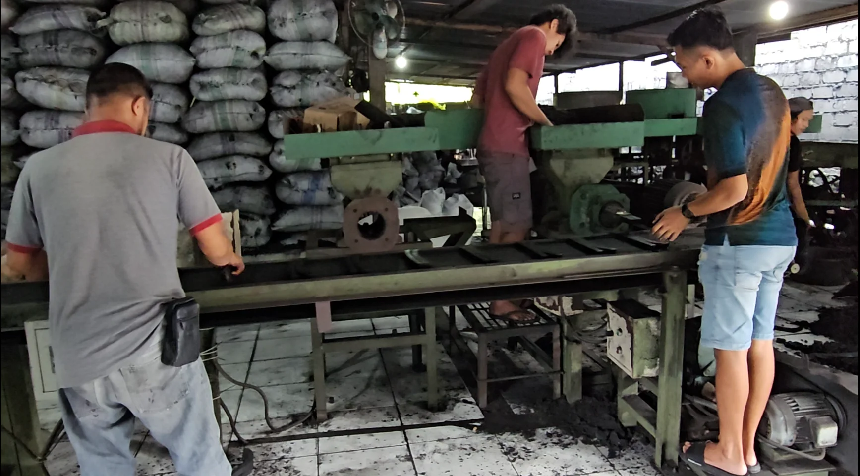 Premium Indonesian Coconut Shell Charcoal Briquettes For Barbeque Cube ...