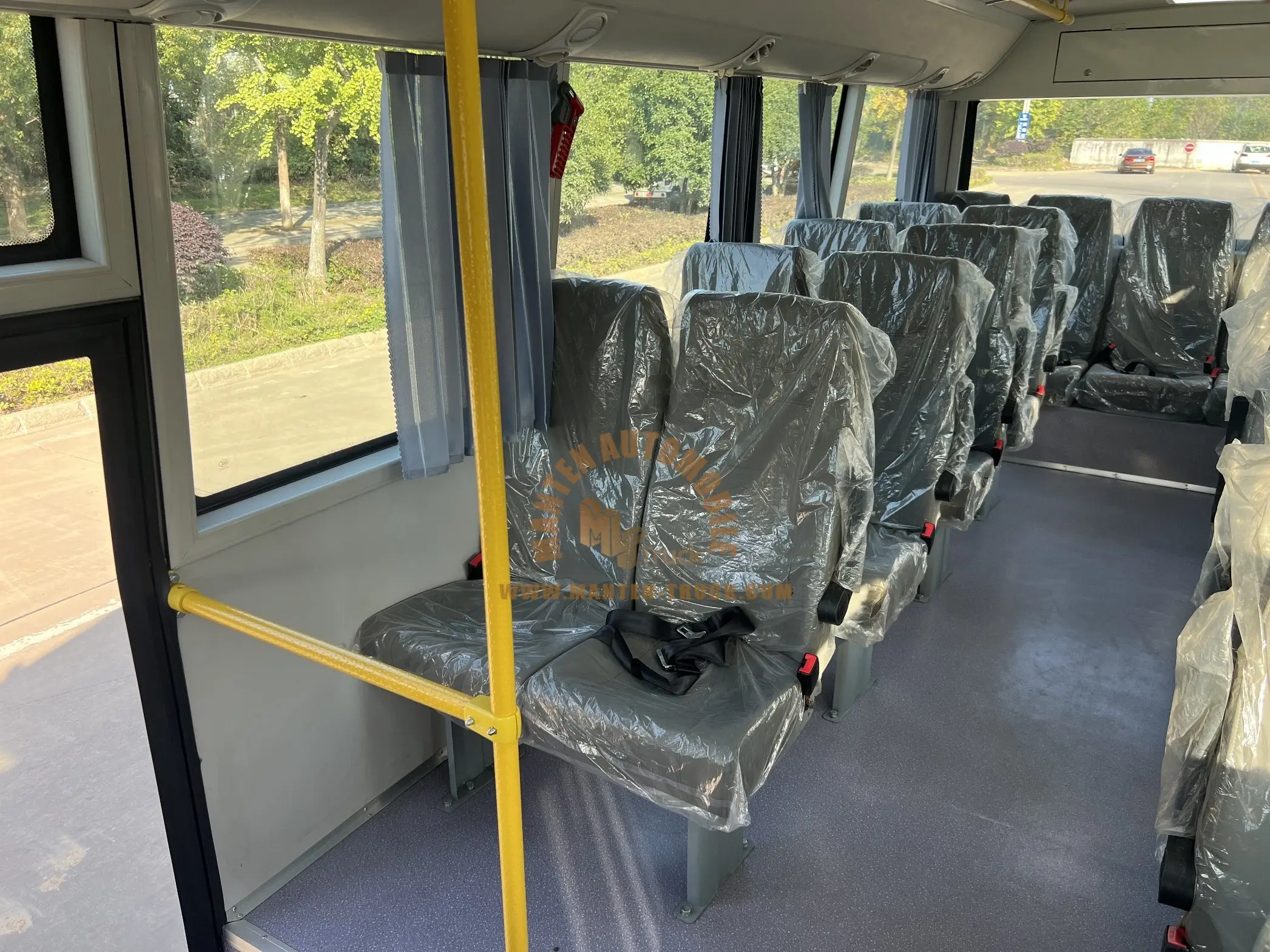 I Suzu 4x4 Heavy Duty Bus - off-Road with AC for Passengers