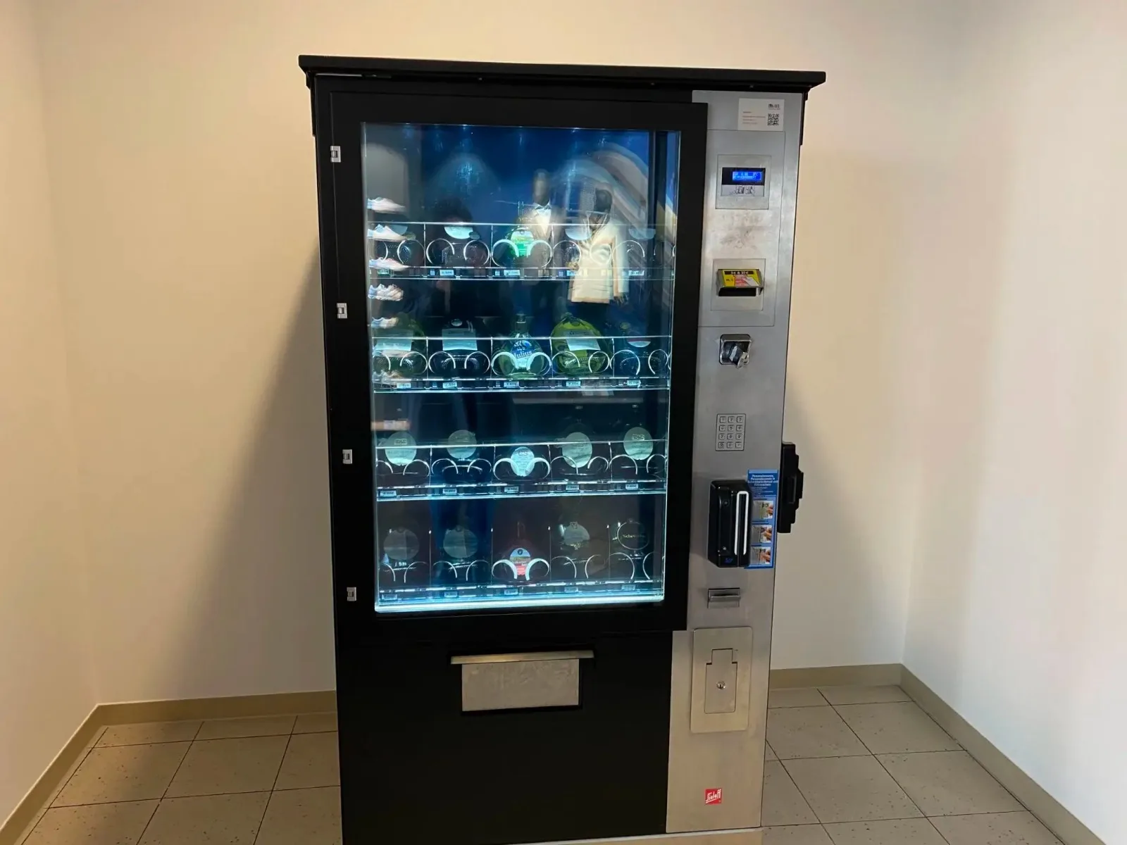 Hight Quality Vending Machine With Combination Of Drinks Bevages And ...