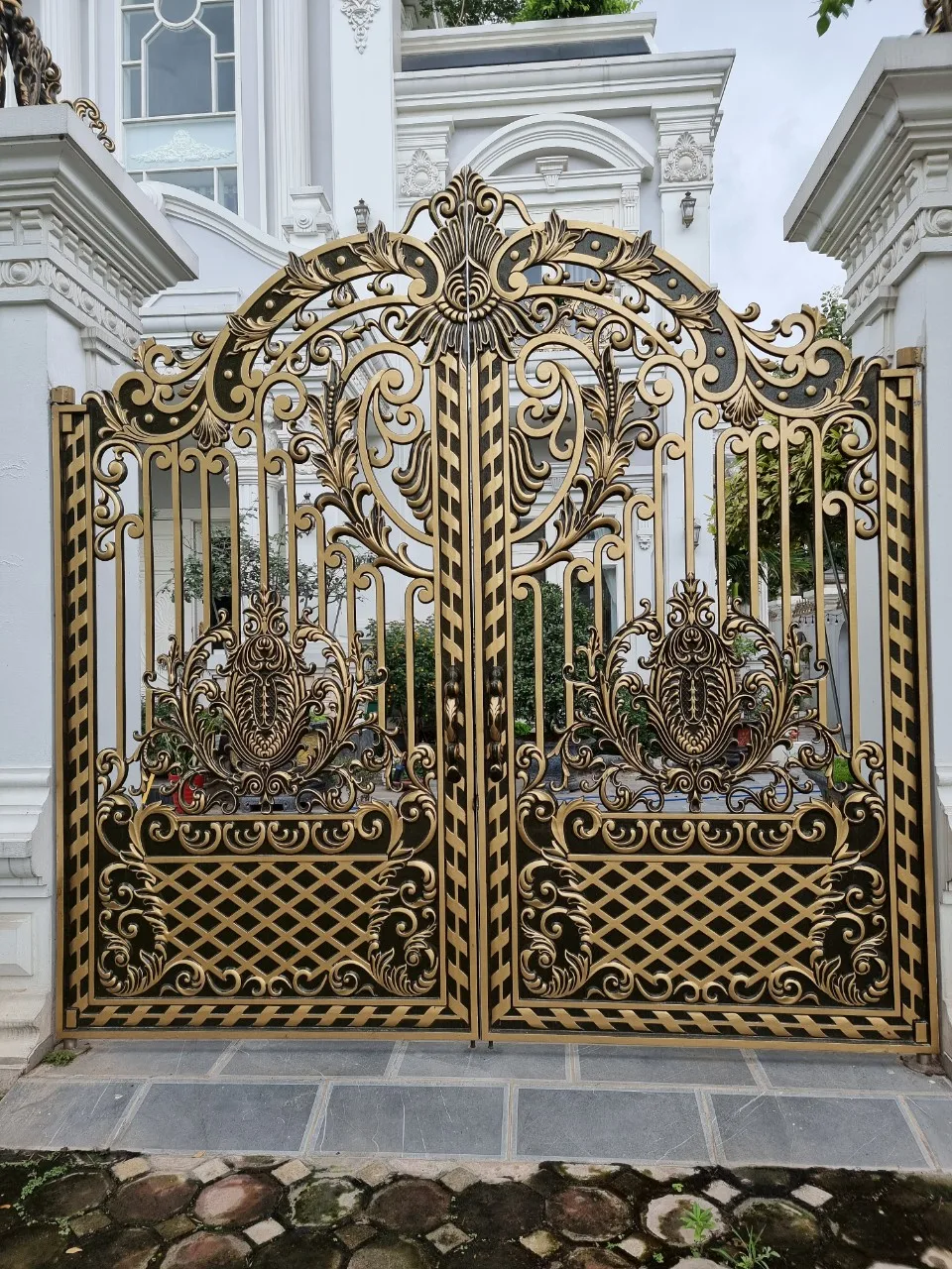 Customized Garden Fence Cast Iron Driveway Gates Gate Strong Iron Fancy ...