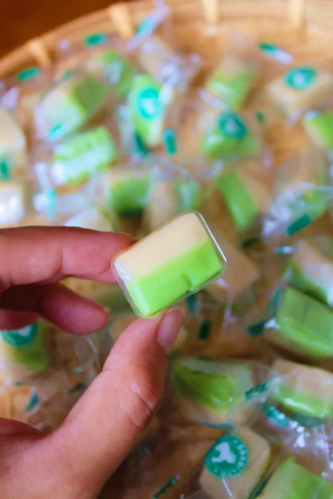 Coconut Milk Chocolate Candy Chocolate Candy Filled Milk Cream Candy ...