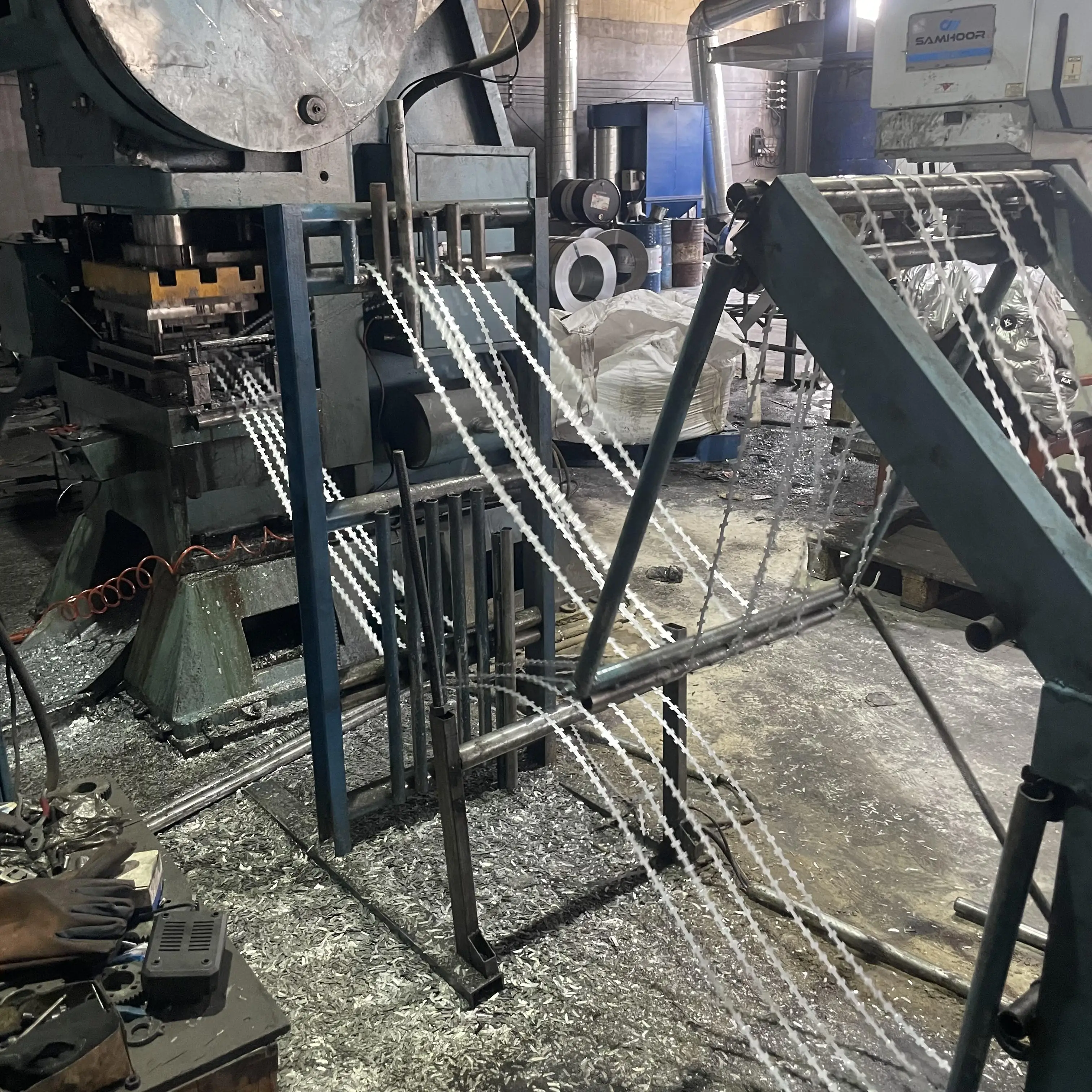 Galvanized Steel Snake Belly Razor Barbed Wire Net with Thorns ...