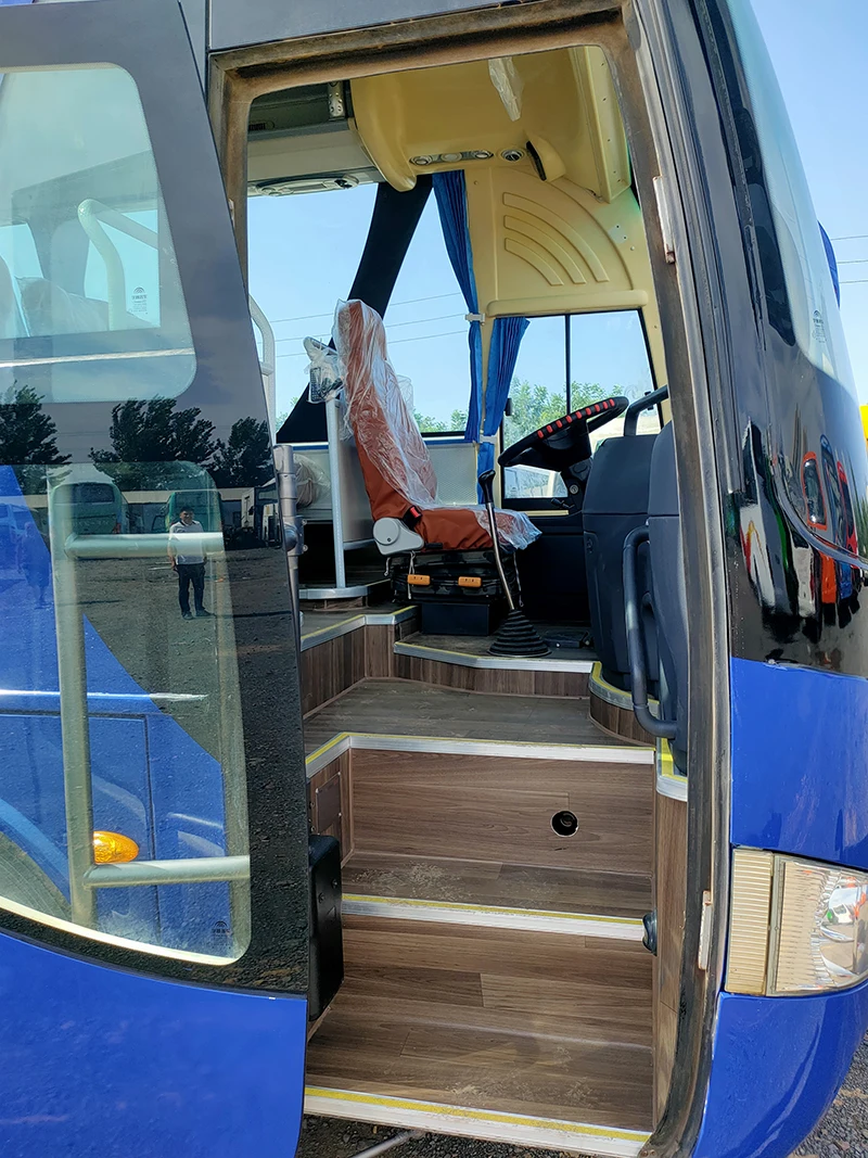 Luxury Yutong Coach Bus Rear Engine With Middle Door Comforting ...