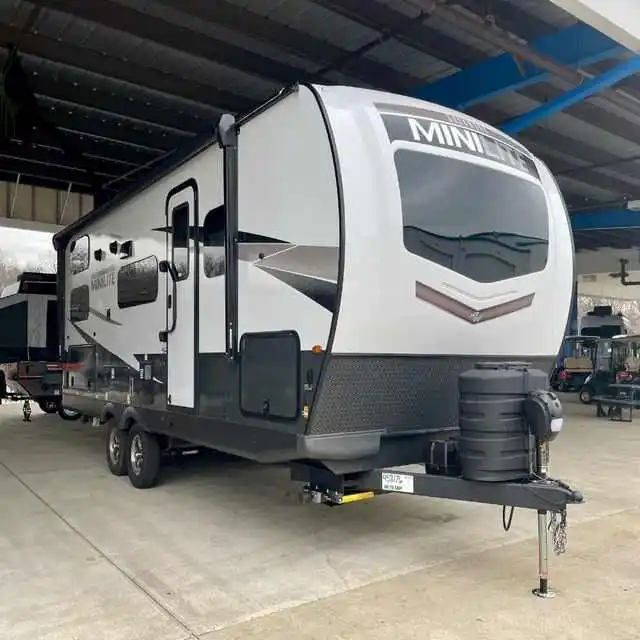 Luxury RV Motorhome for 4-6 People - Customizable Expedition Truck