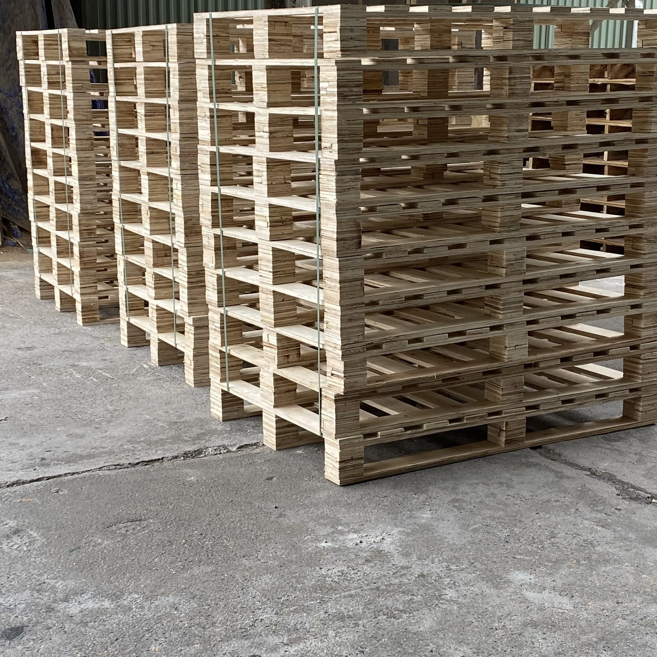 Competitive Price Wooden Pallets In Use Compressed Wood Pallet ...