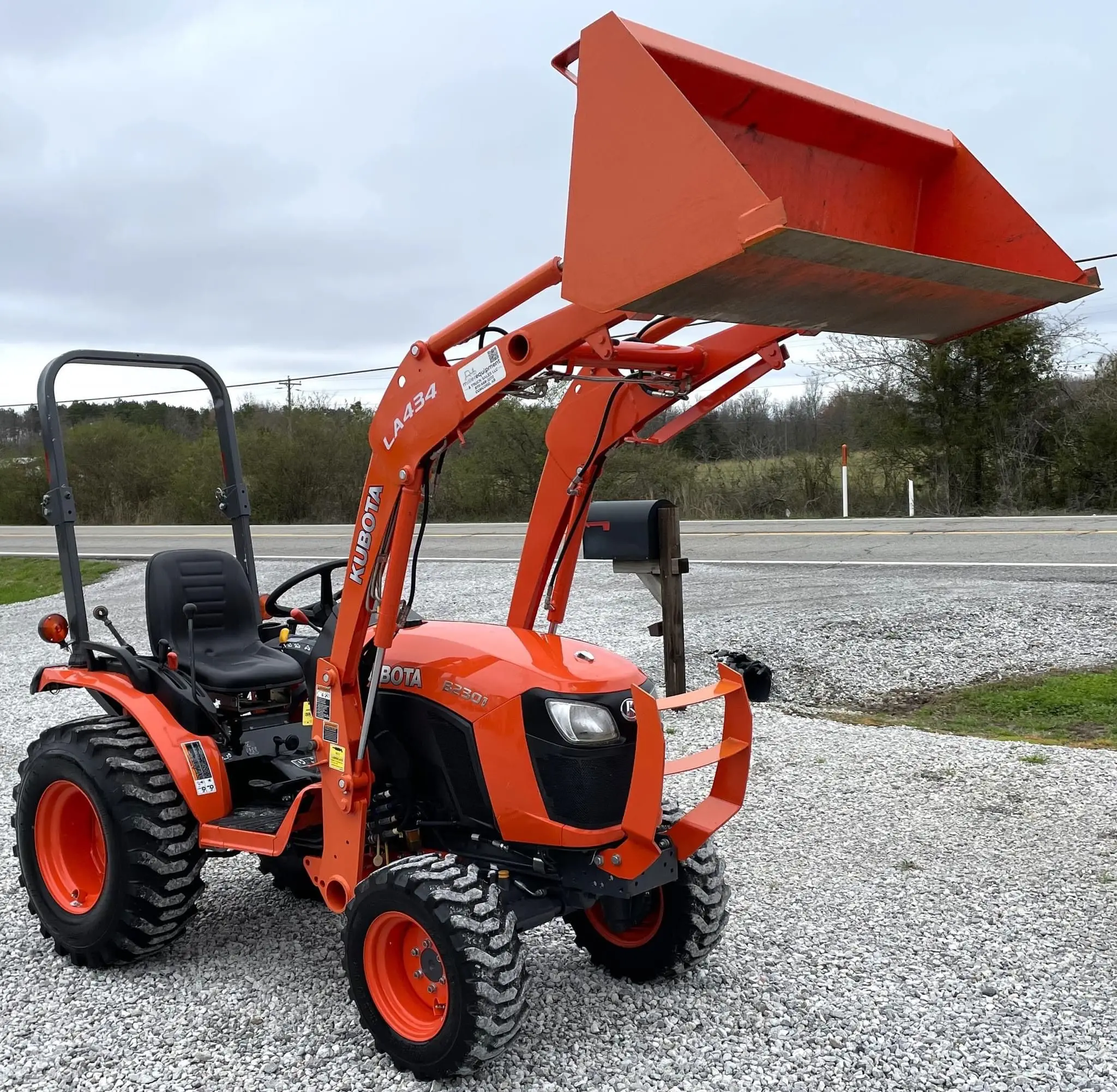 SMALL KUBOTA 22HP TRACTOR WITH FRONT LOADER ATTACHED| Alibaba.com