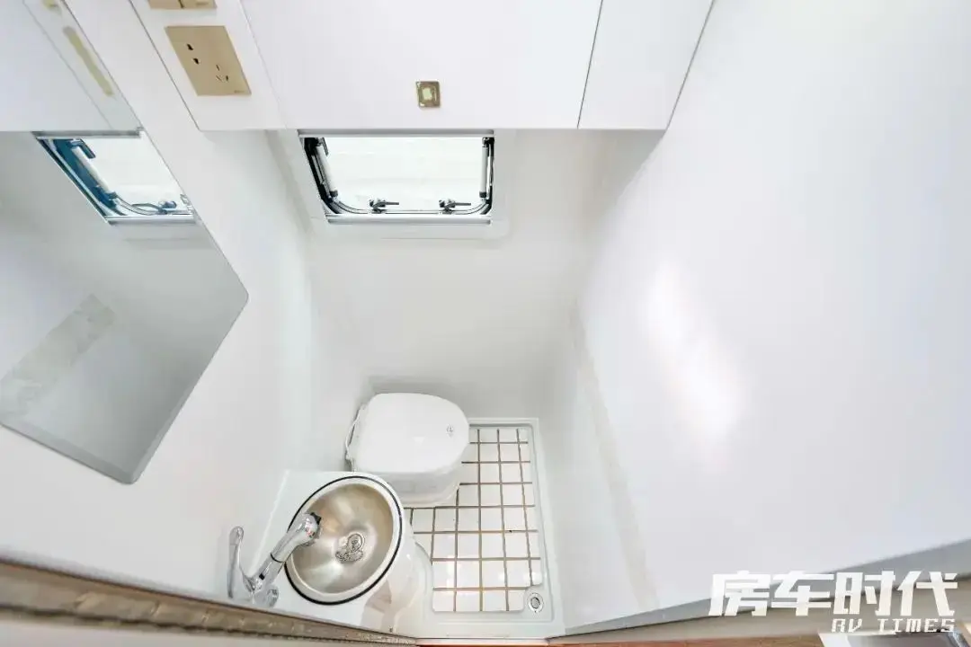 Wuling RV - Electric Motorhome for Outdoor Camping & Travel