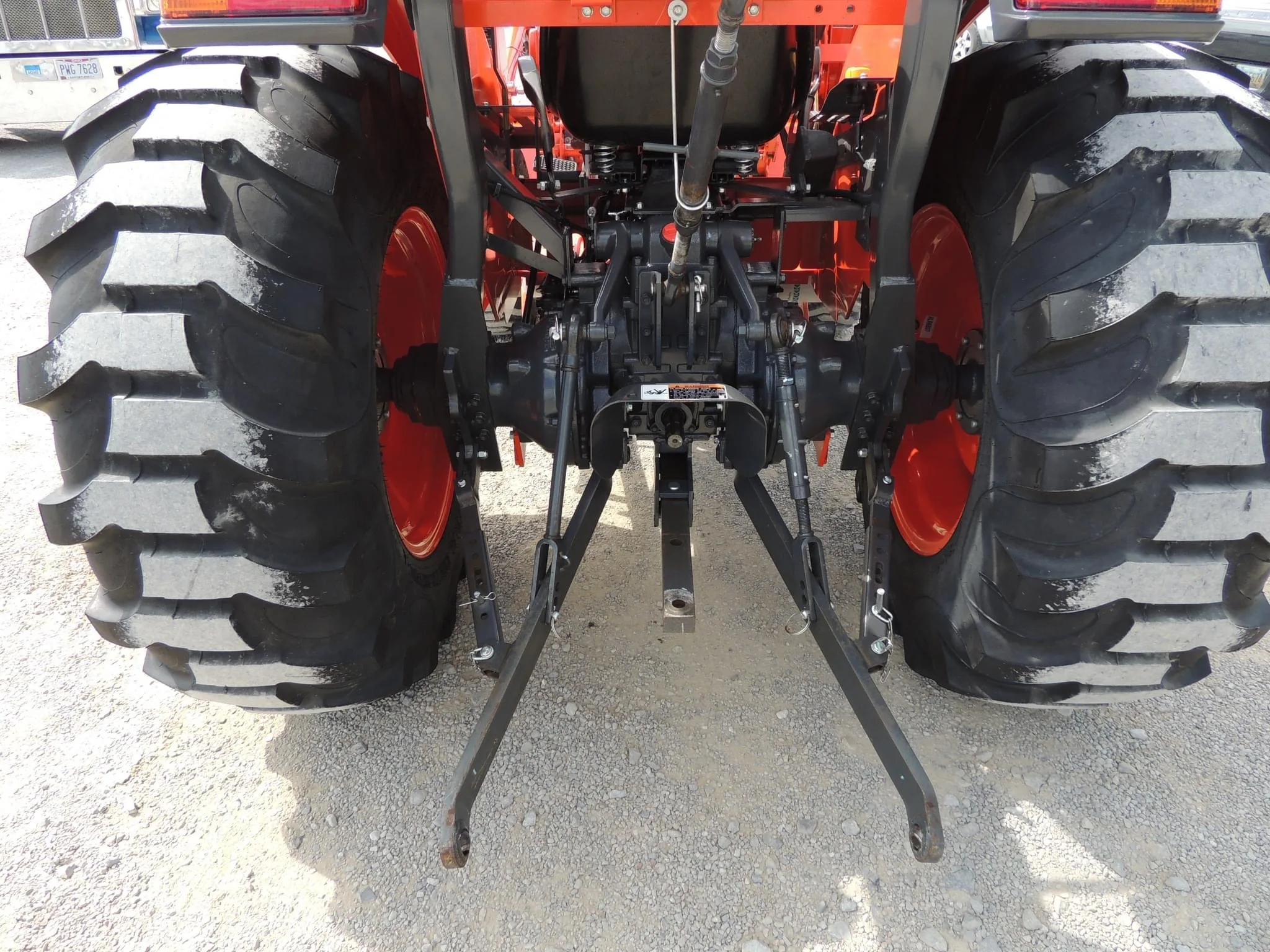 Kubota LA764 Tractor Backhoe - Versatile 4WD Machine