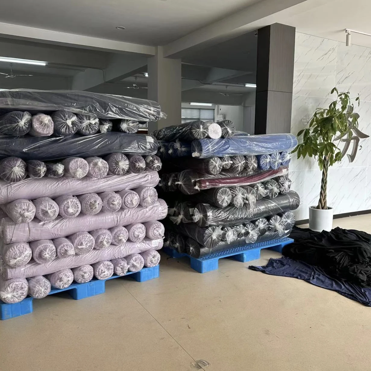 Fashion Show Fabric 100% Polyester Soft Shiny Dyeing Crepe Satin Fabric ...