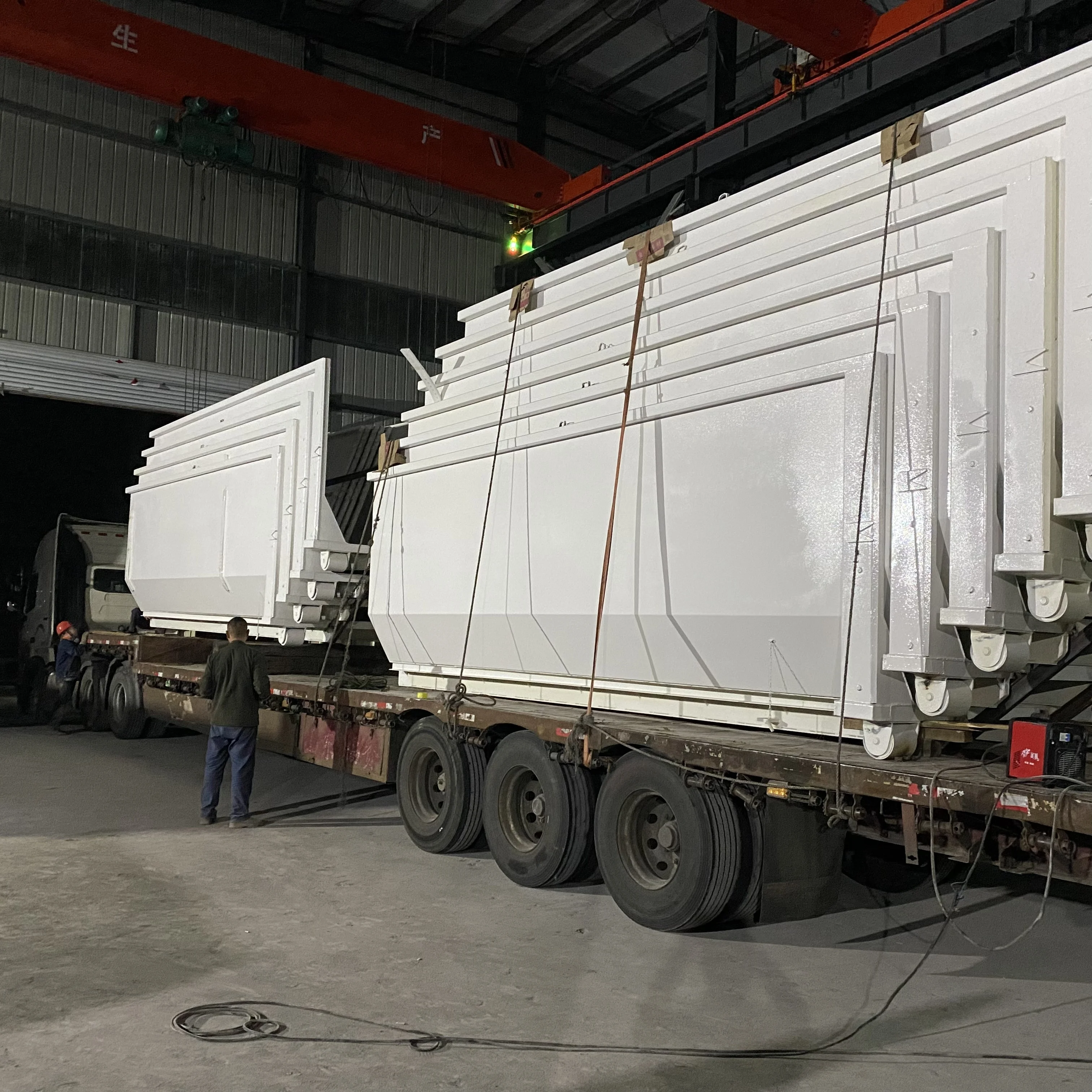 Stackable Roll-off Dumpster Truck for Efficient Waste Transport