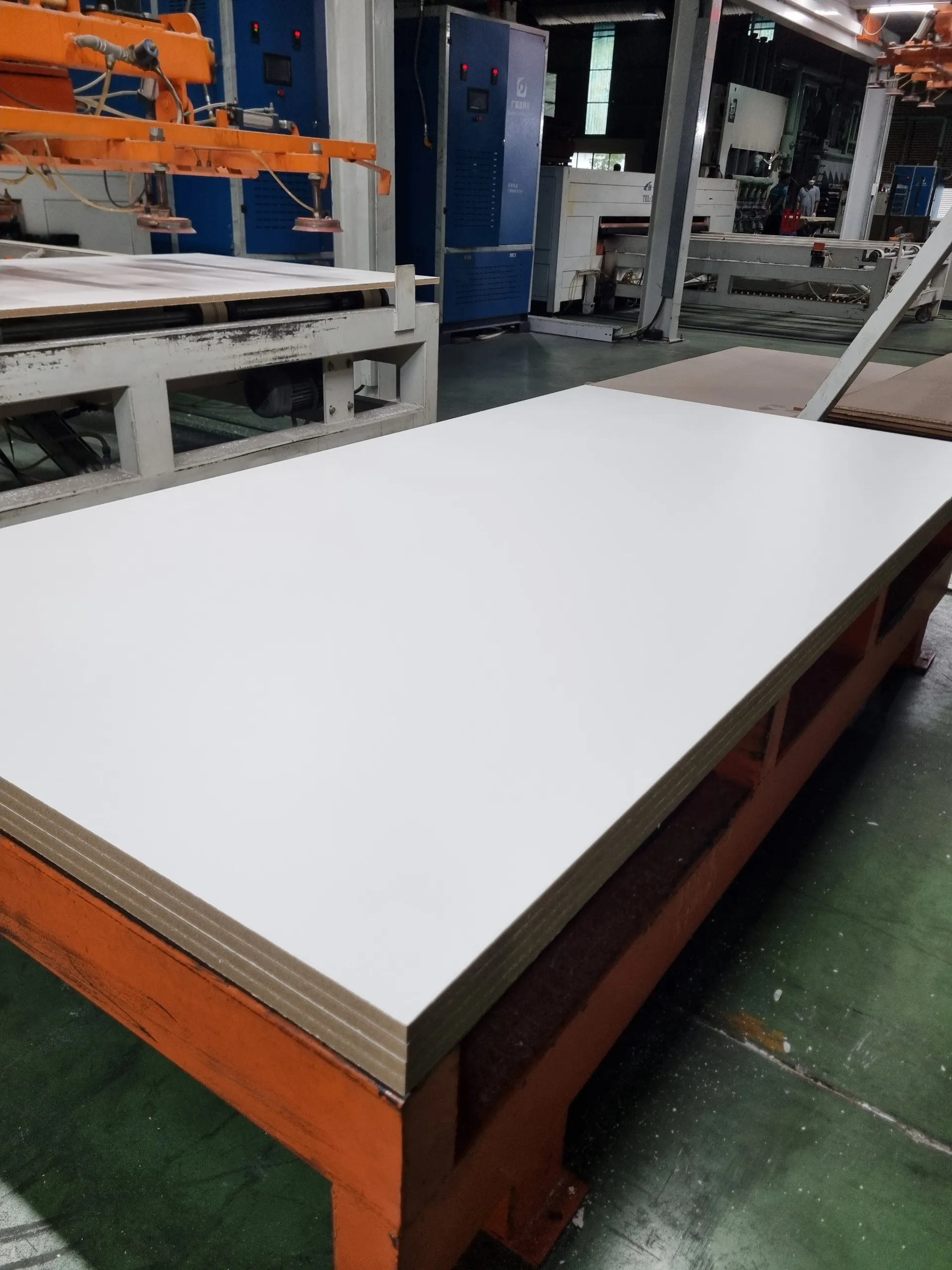화이트 멜라민 직면 Mdf 보드 탄수화물 P2 18mm 크기 1220x2440mm 멜라민 중간 밀도 섬유판 일반 Mdf 베트남 ...