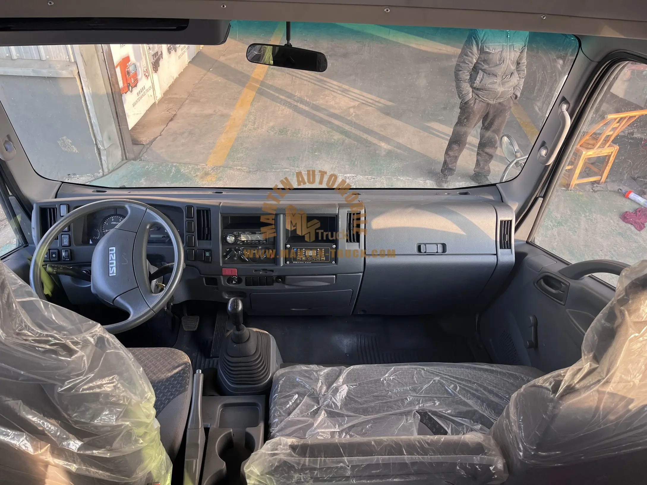 I Suzu 4x4 Heavy Duty Bus - off-Road with AC for Passengers