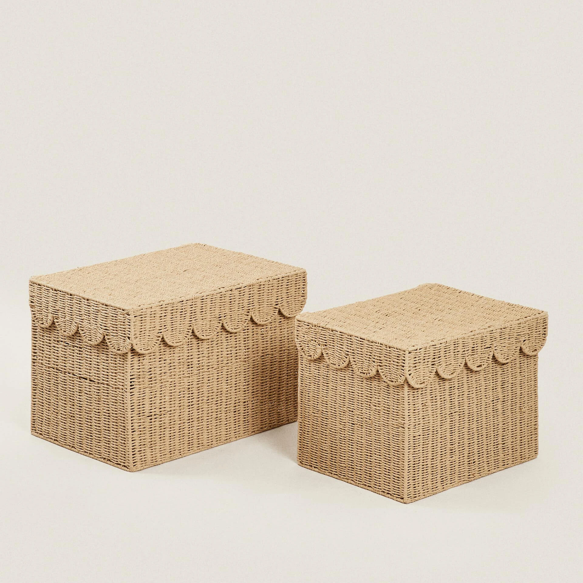 Exquisite Morden Woven storage basket with a lid and scalloped edges ...