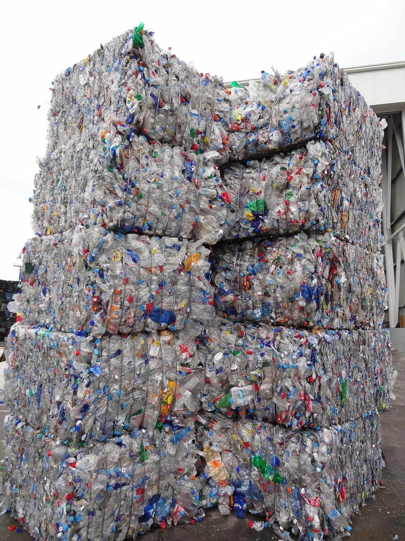 Pet Plastic Bottles Scrap / Waste Aprox. 95% Clear (transparent) - 5% ...