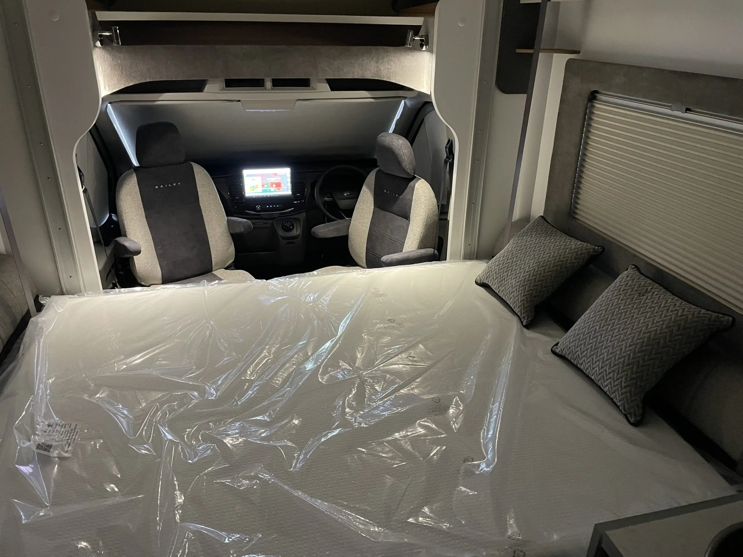 Modern Luxury Off-Road Recreational Vehicle New Camper Van Motorhomes ...