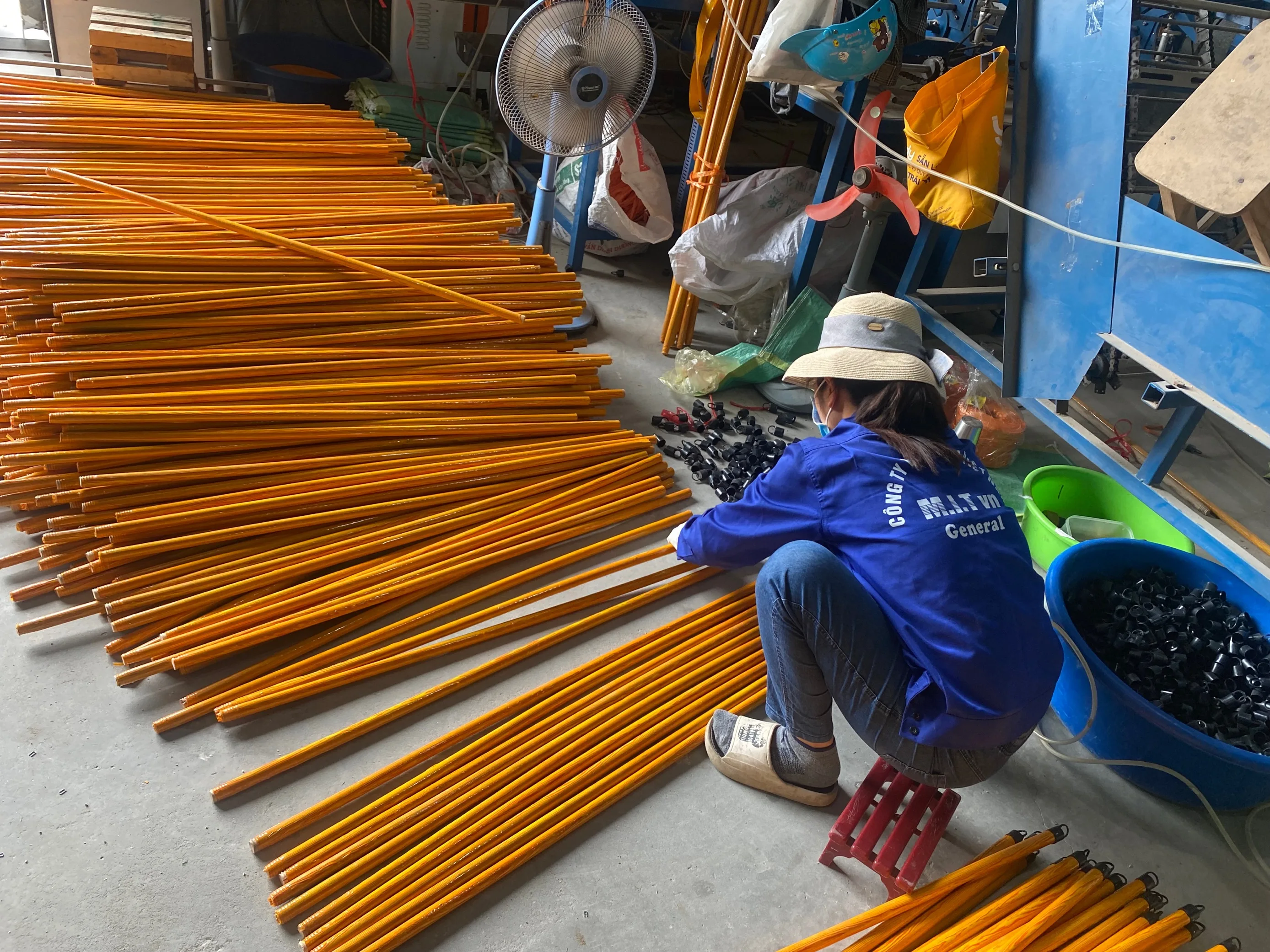 Wooden Broom Stick Wooden Grain Pvc Coated Eucalyptus Stick With ...