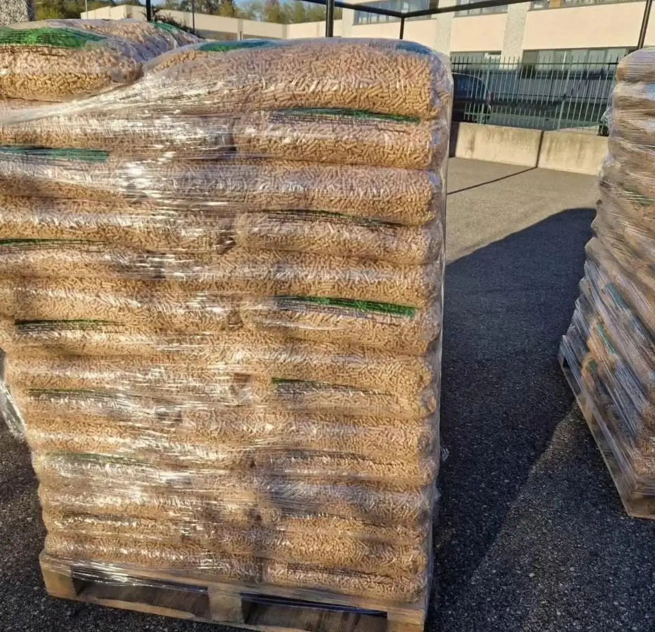 High Premium Quality Wood Pellets in 15kg Bags for Heating / Biomass ...