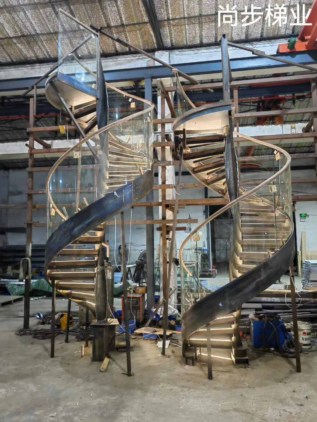 Spiral Staircase Steel Stringers with Curved Glass Rail