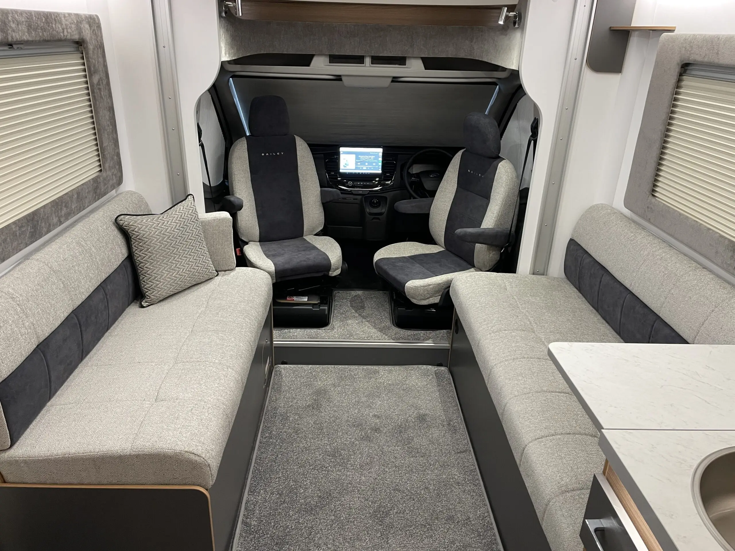 Modern Luxury Off-Road Recreational Vehicle New Camper Van Motorhomes ...