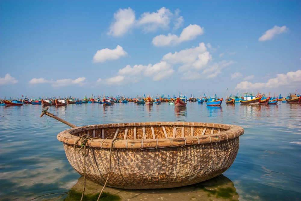 Round rowing fishing boat with paddles full set bamboo tourist coracle ...