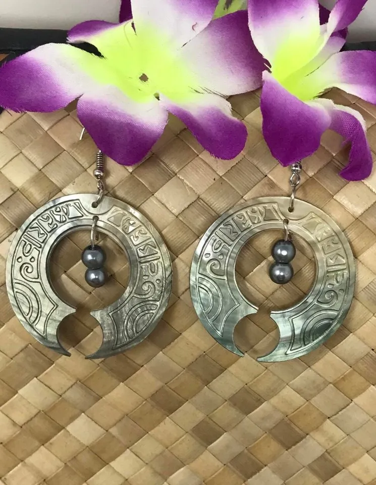 Alibaba.com: 40mm Polynesian tribal carved mother pearl shell pendant ...
