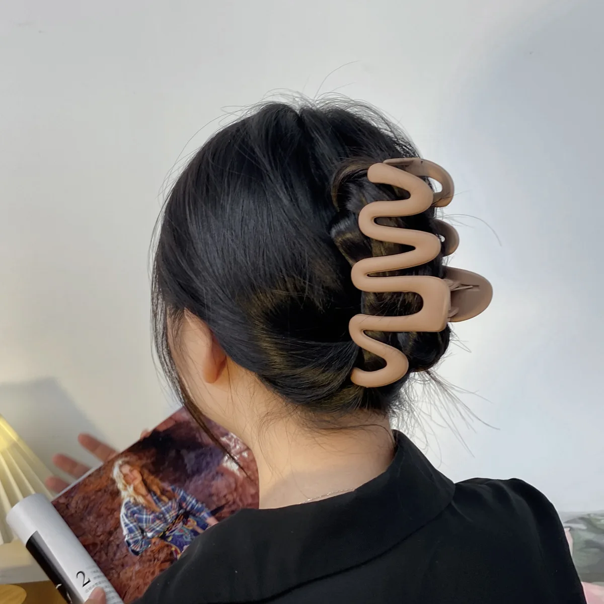 Minimalist Design Shark Claw Clips Women Maillard Color Oversize Shark ...