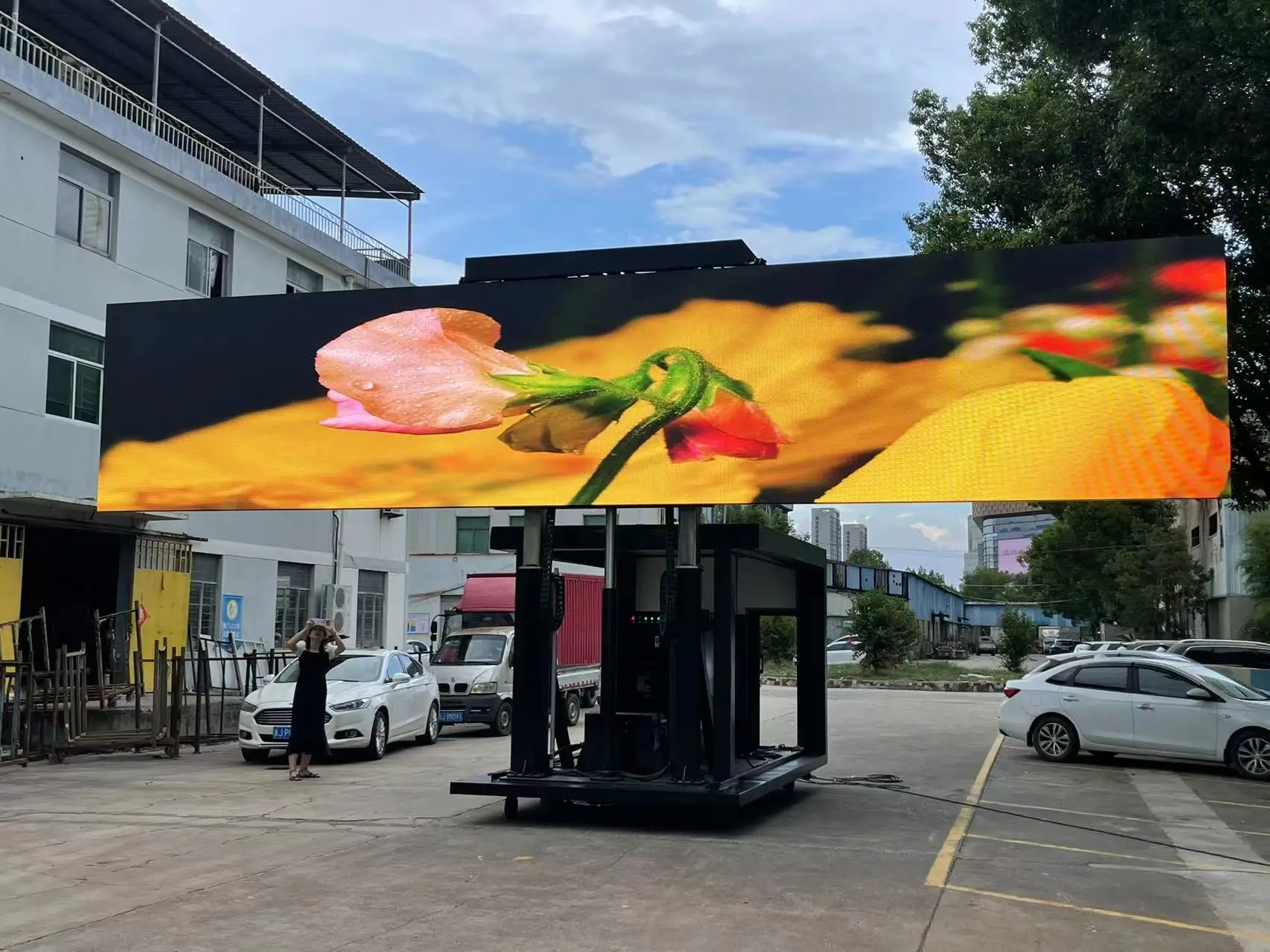 Outdoor Mobile Advertising Truck with LED Screen Billboard
