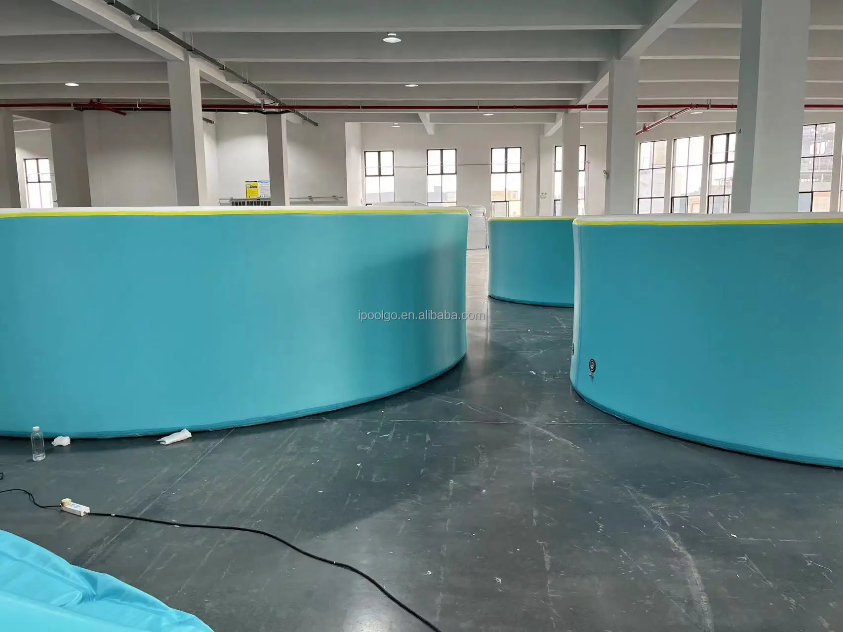 IPOOLGO Outdoor Portable Inflatable Swimming Pool - Durable & Fun