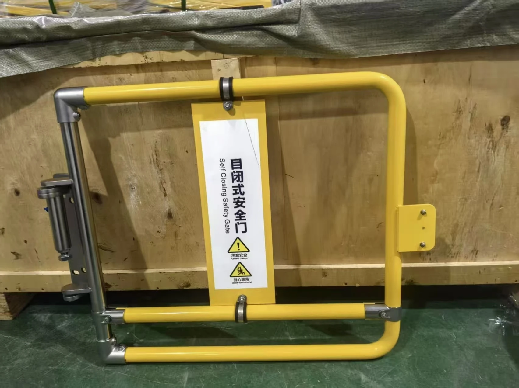 High Pressure Self-Closing Yellow Safety Gate for Warehouses