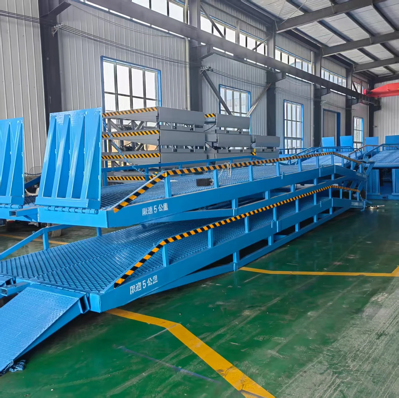 Mobile Boarding Bridge Forklift Unloading and Loading Platform ...