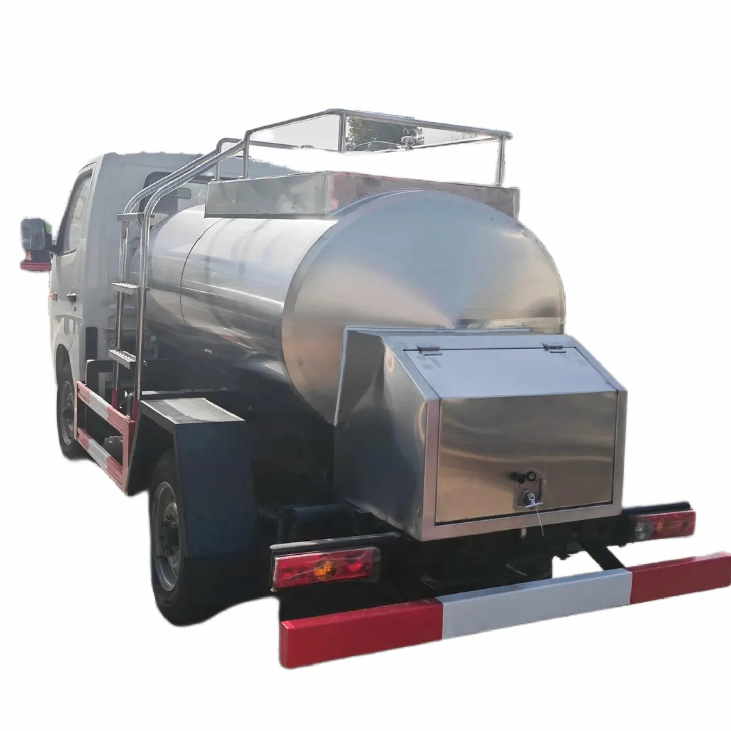 small Milk Tanker Transport Trucks Small Cooling 3000 liters 6000 liter ...