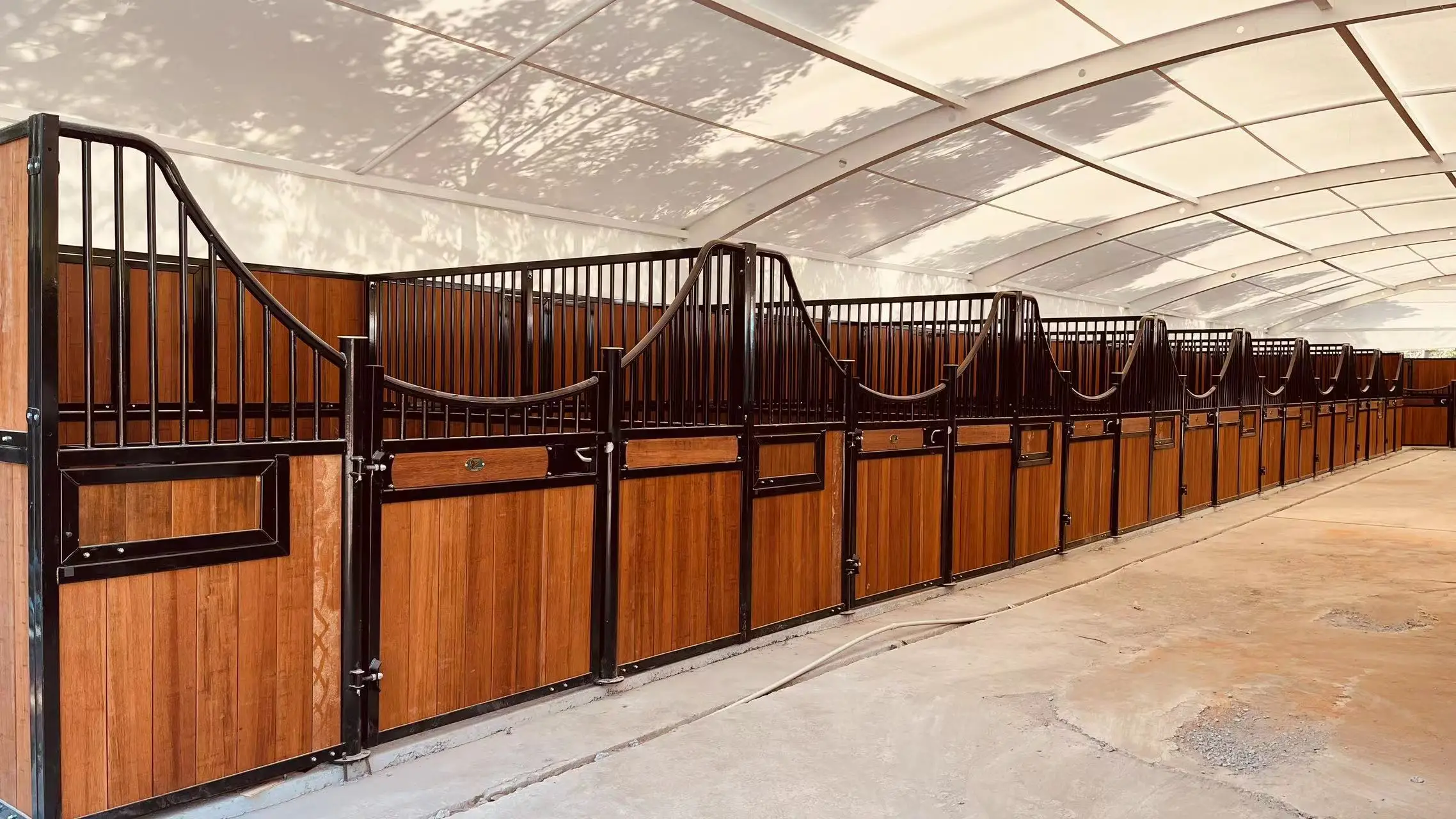 Luxury Moveable Horse Stable Box Heavy Duty Weather-Proof Prefab ...